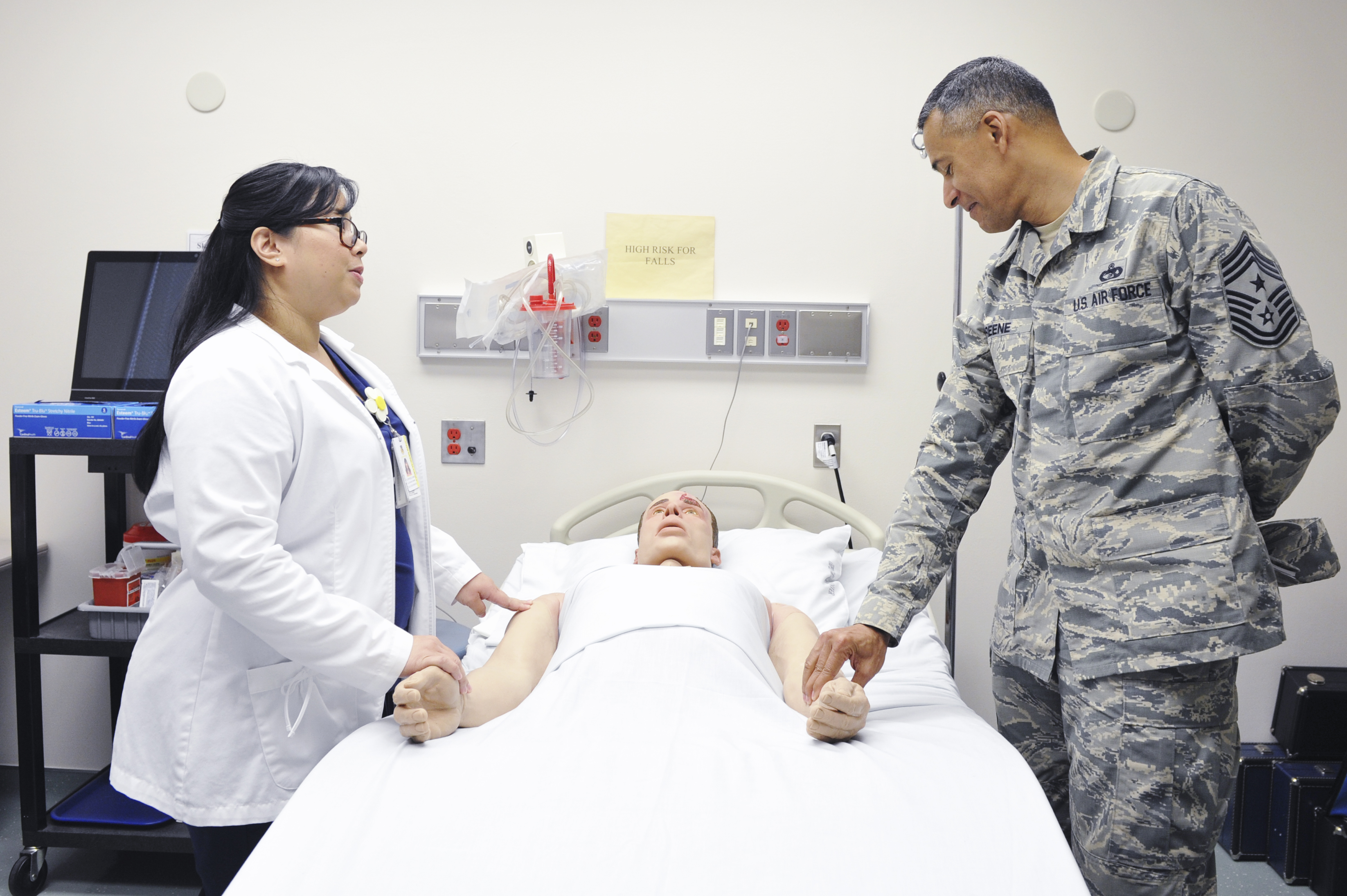 USFJ, 5AF command chief greets Yokota Airmen