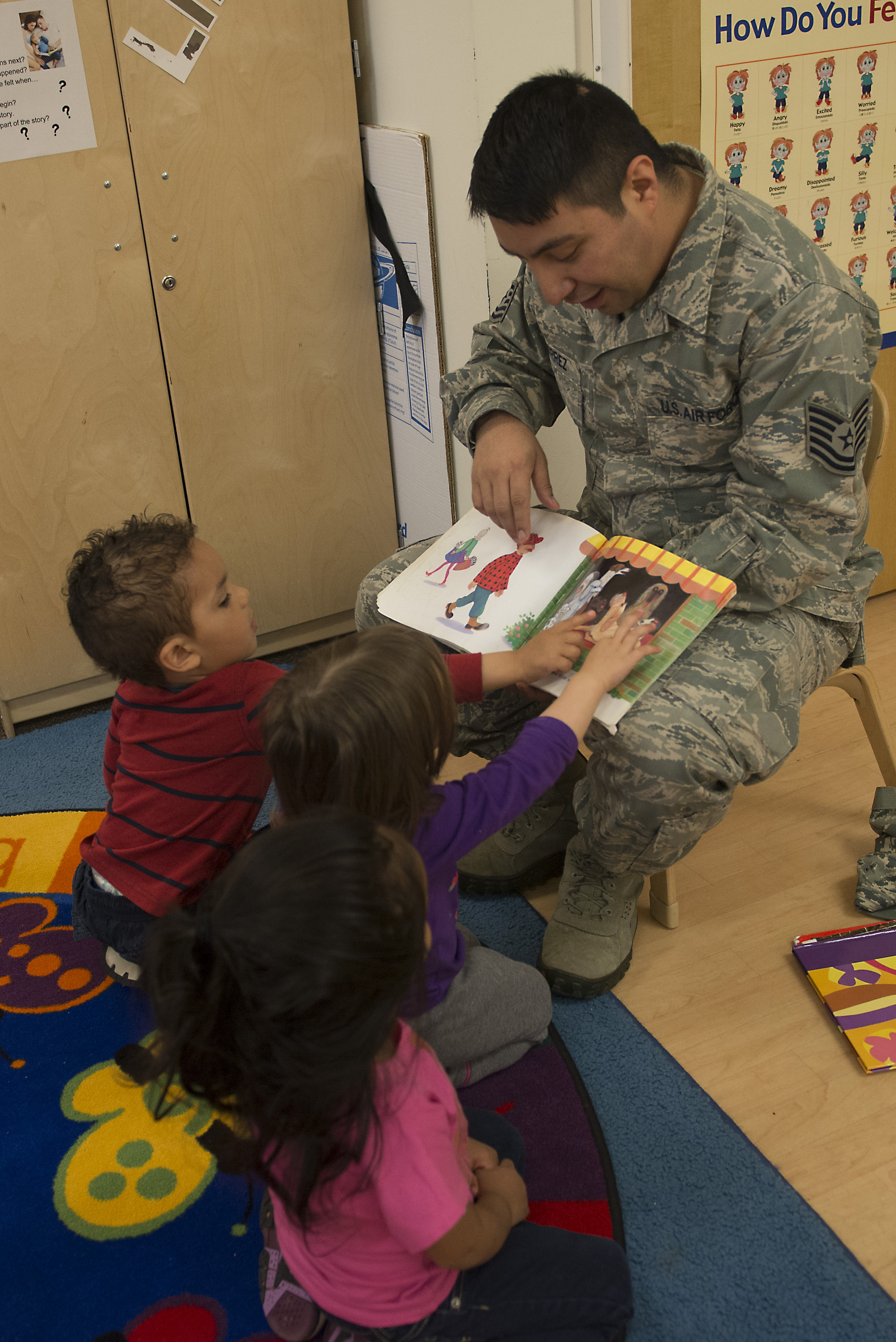 SAFB volunteers take part in reading program at CDC > Scott Air Force ...