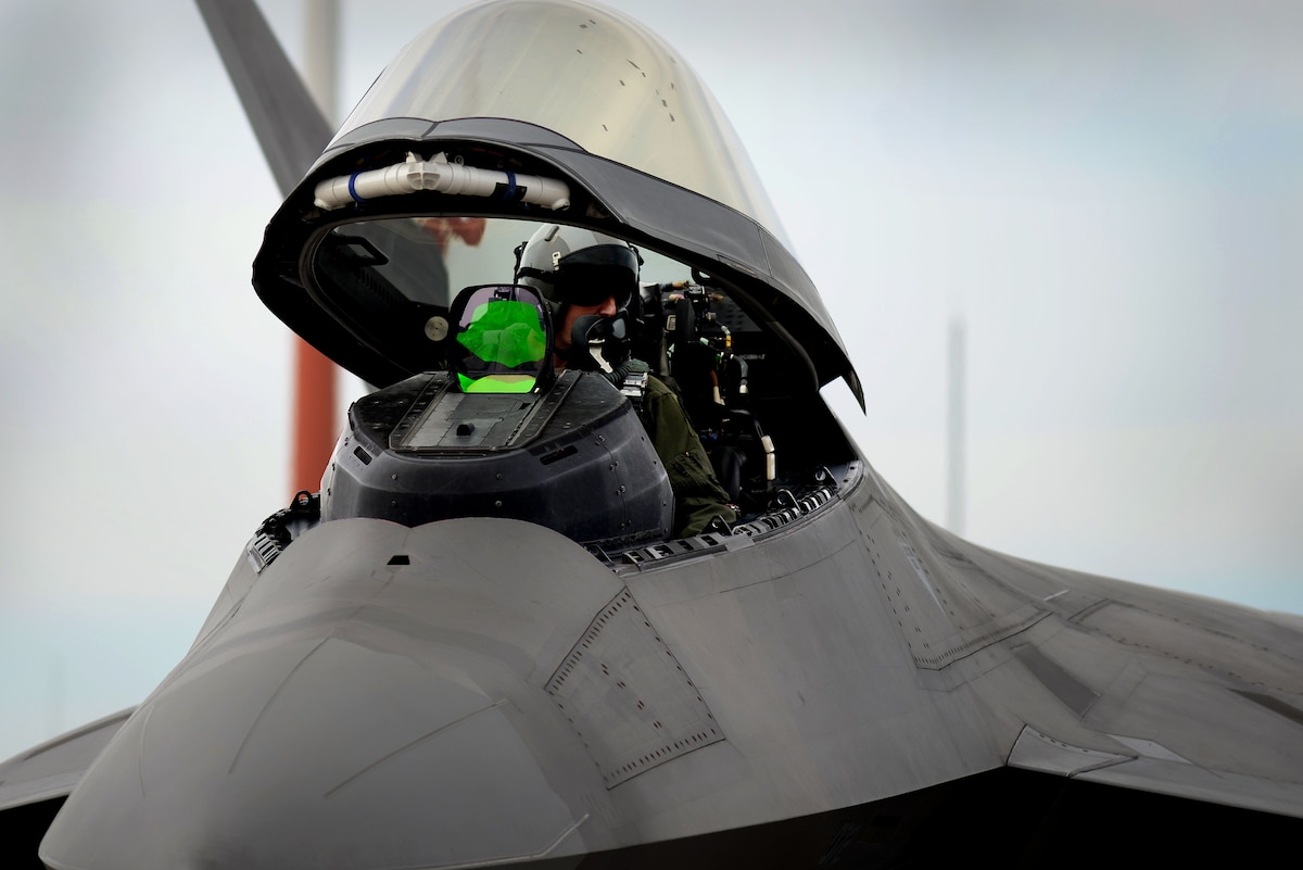 Raptor pilot returns to Lakenheath roots > U.S. Air Forces in Europe ...