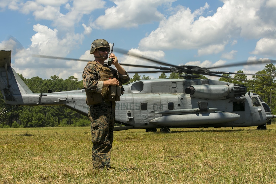2nd ANGLICO, HMH-461 team up for troop lift training
