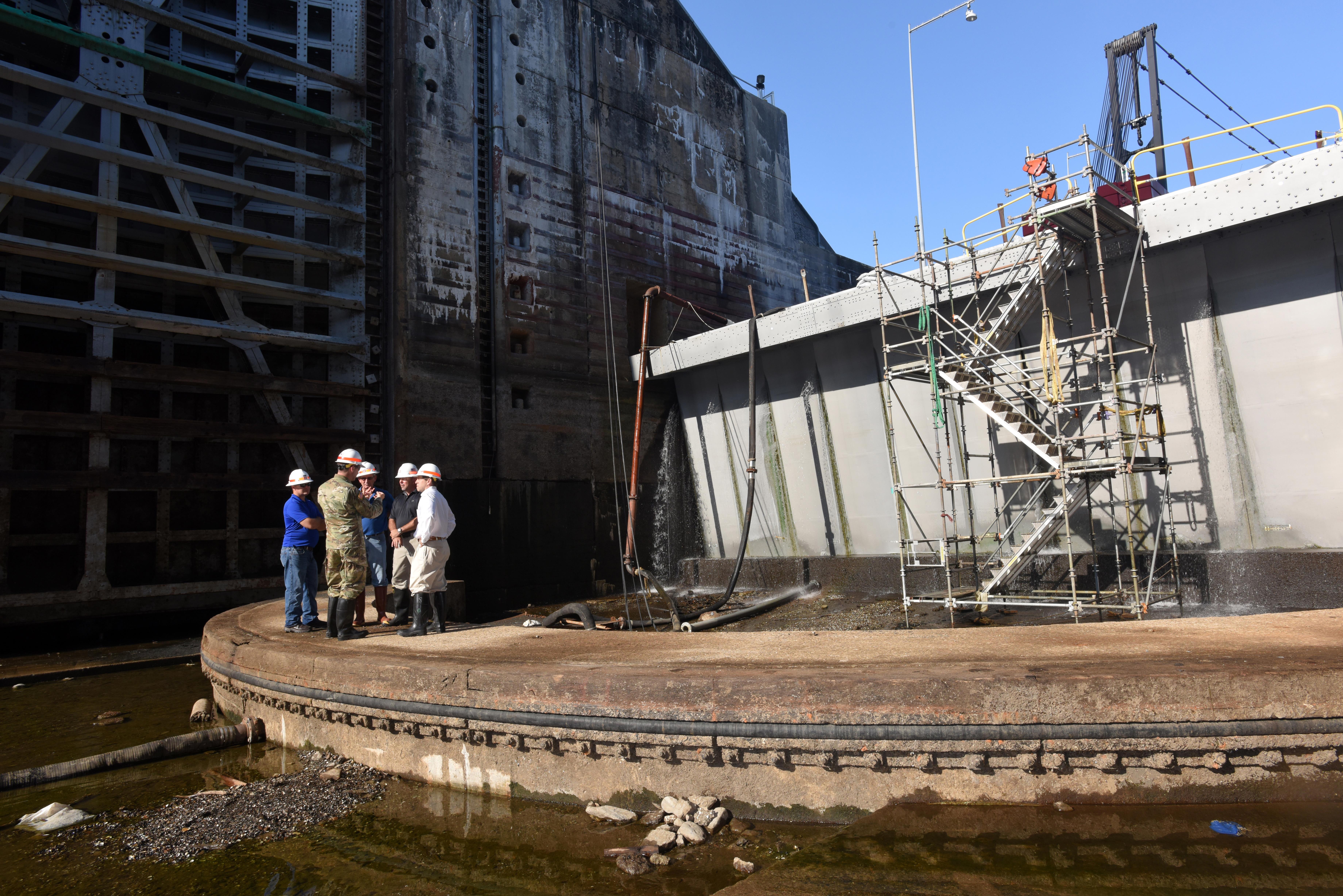 Congressman gets close look at dewatered Chickamauga Lock > U.S. Army ...