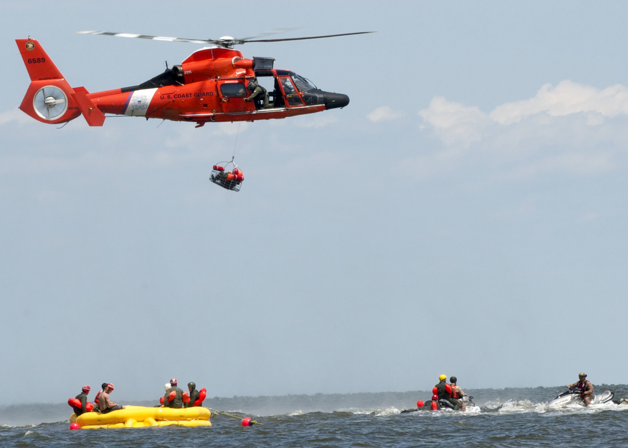 Dover Reserve wing trains with Coast Guard > Air Force Reserve Command ...