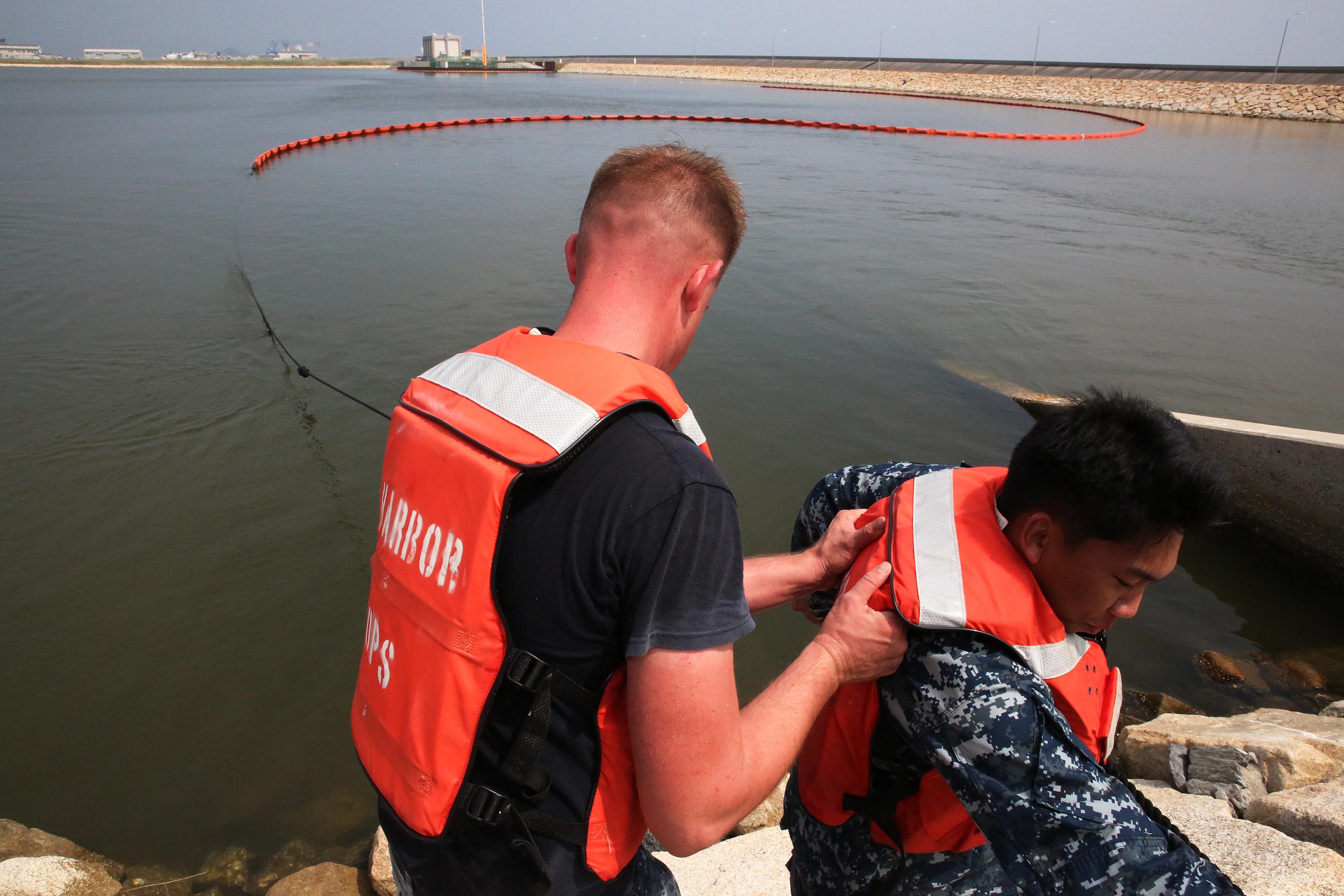 Facility Response Team tests their oil spill response > Marine Corps ...