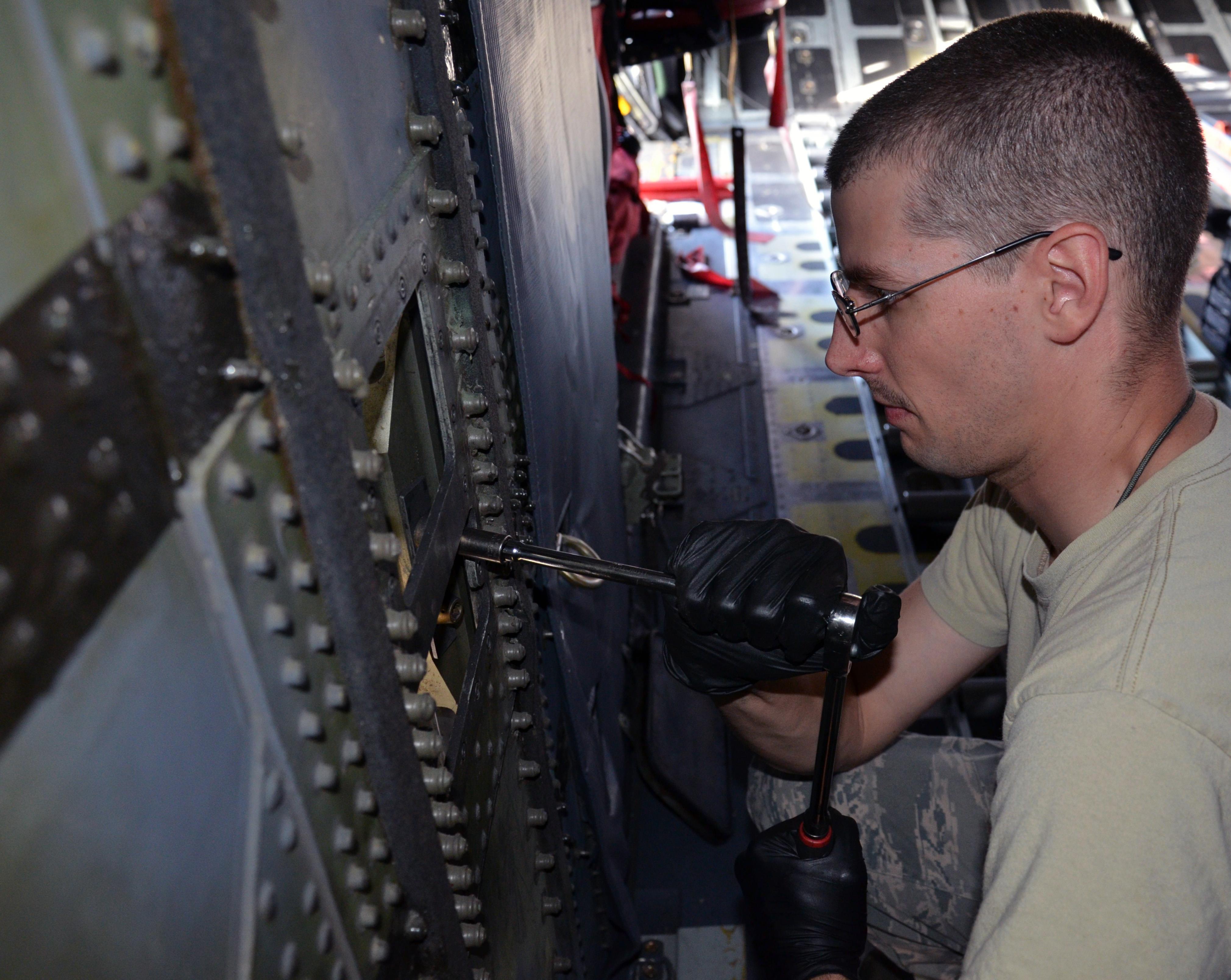 Patrick aircraft maintainers 'strut' their stuff > 920th Rescue Wing ...