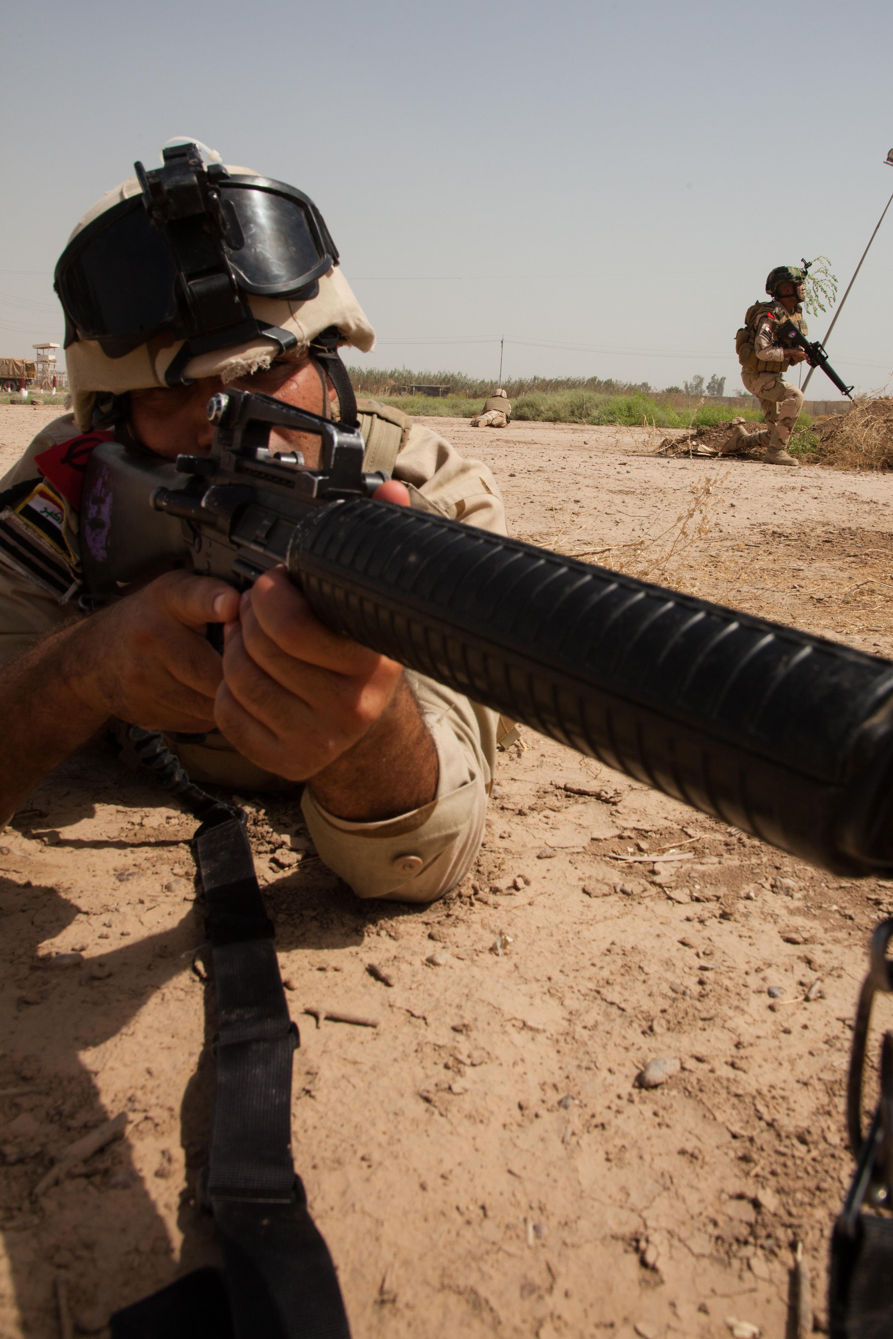 Iraqi soldiers practice react-to-contact drills