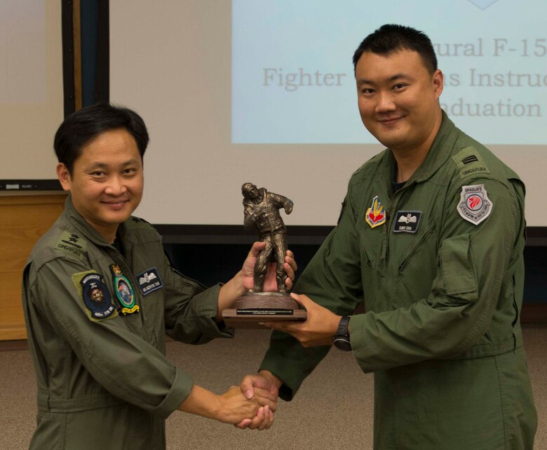 Singaporean leaders visit, recognize first weapons instructors > Air ...