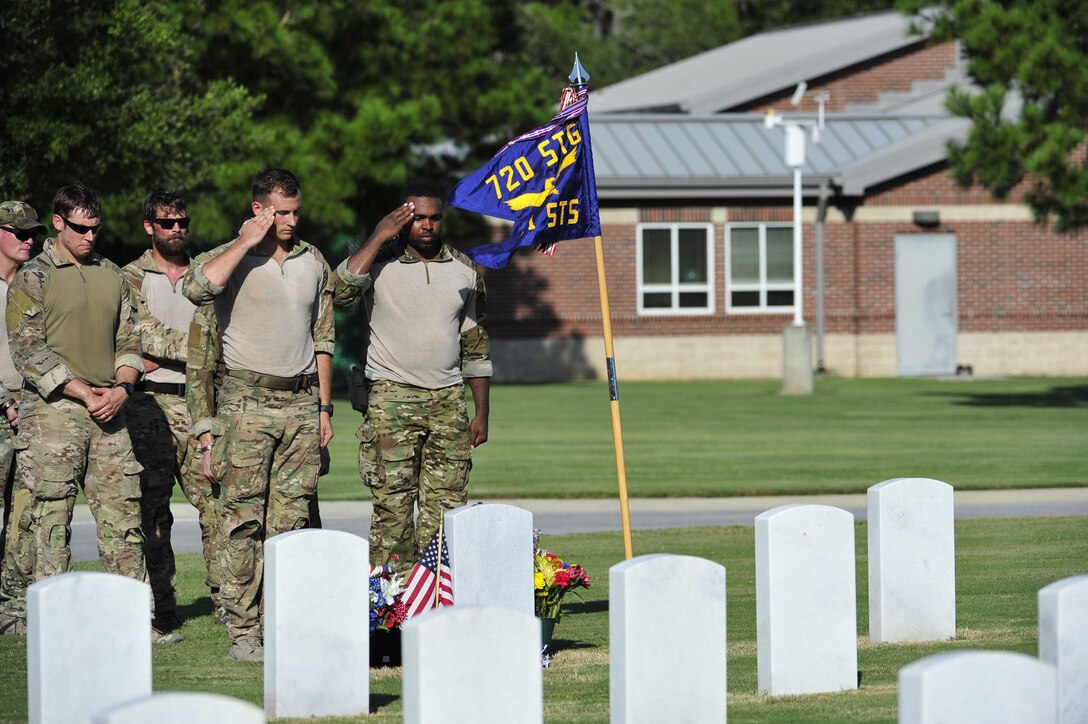 Special Tactics Airmen honor fallen with freefall, ruck