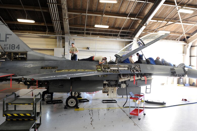 Phase Shop Airmen oversee F-16 Preservation > Luke Air Force Base ...