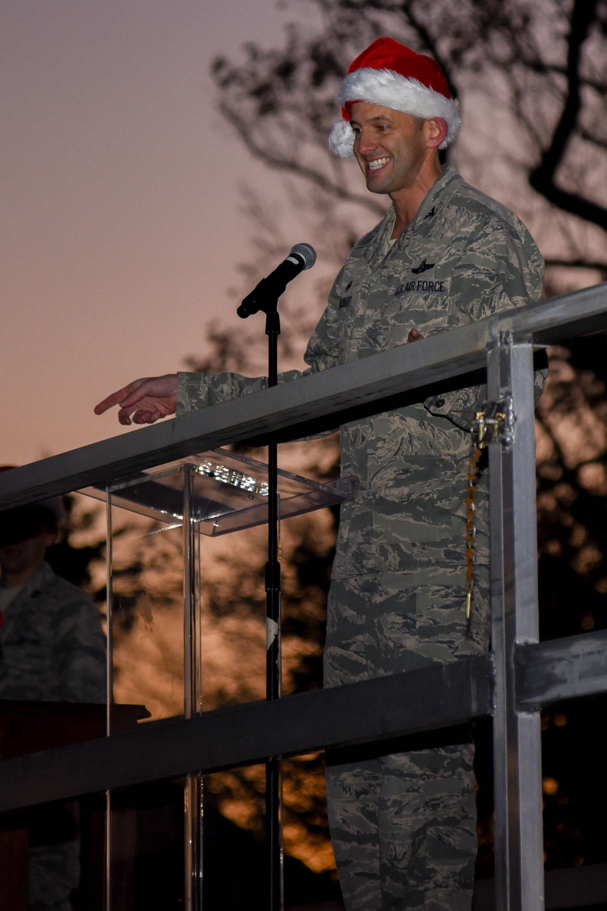 Base Christmas tree lights up > Joint Base Andrews > Article Display