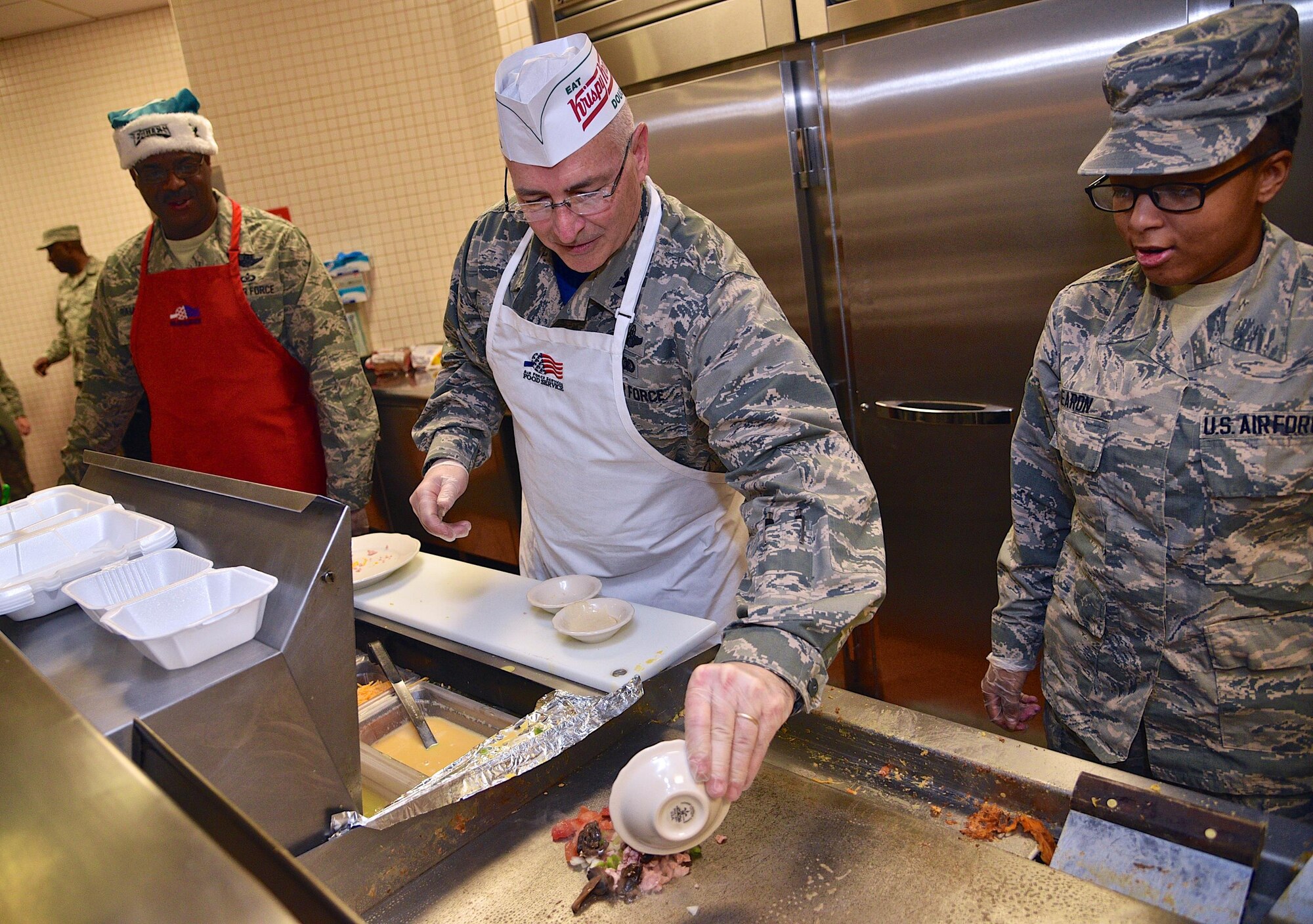 932nd commanders crack some eggs > 932nd Airlift Wing > Article Display