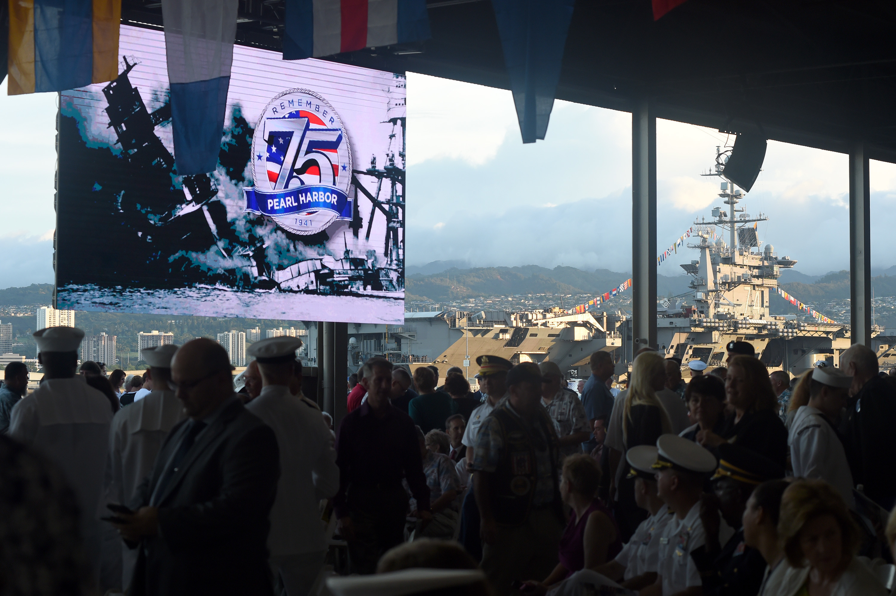 Thousands Commemorate 75th Anniversary of Attack on Pearl Harbor ...