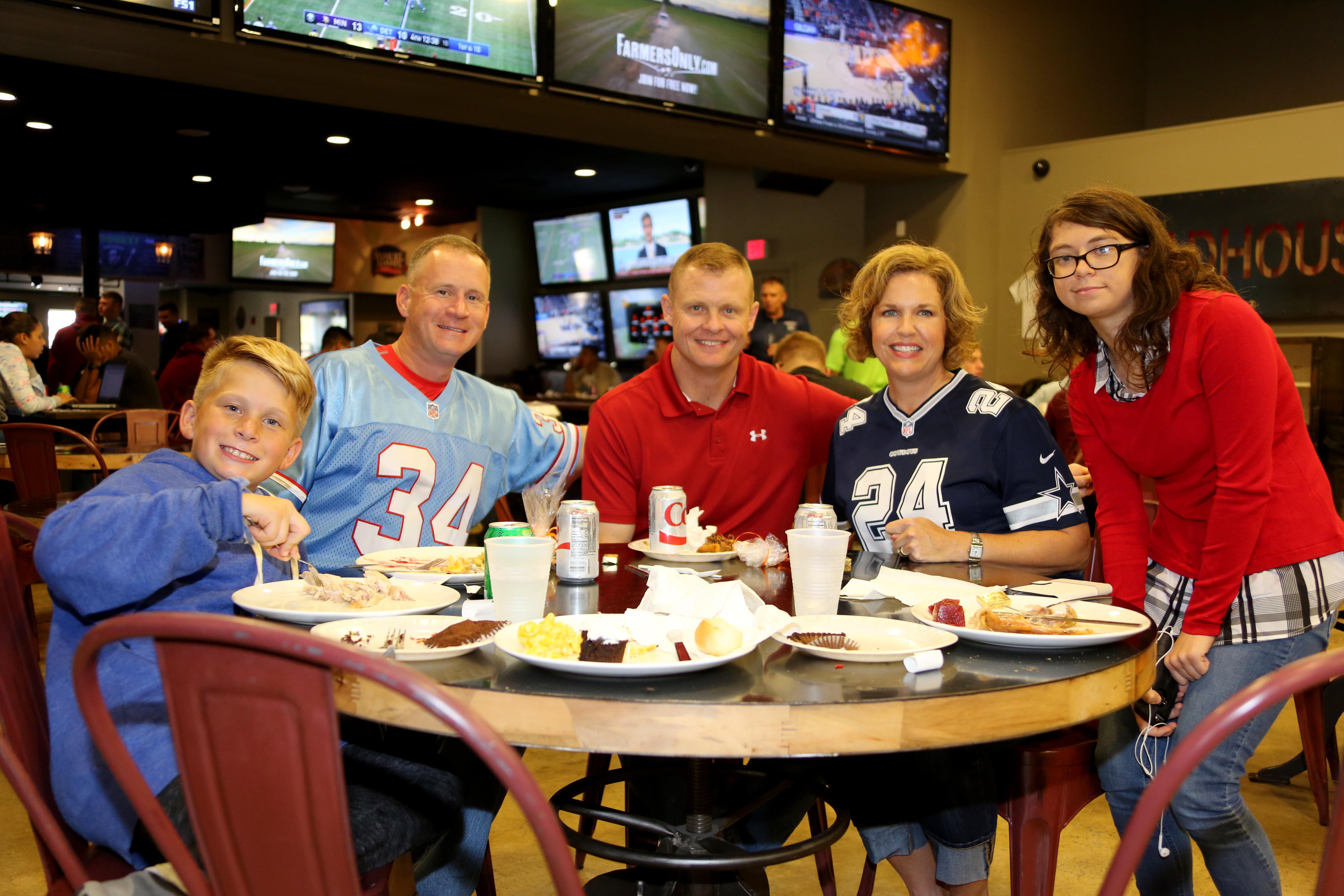 SMP serves Thanksgiving dinner to Marines, family members > 2nd Marine ...