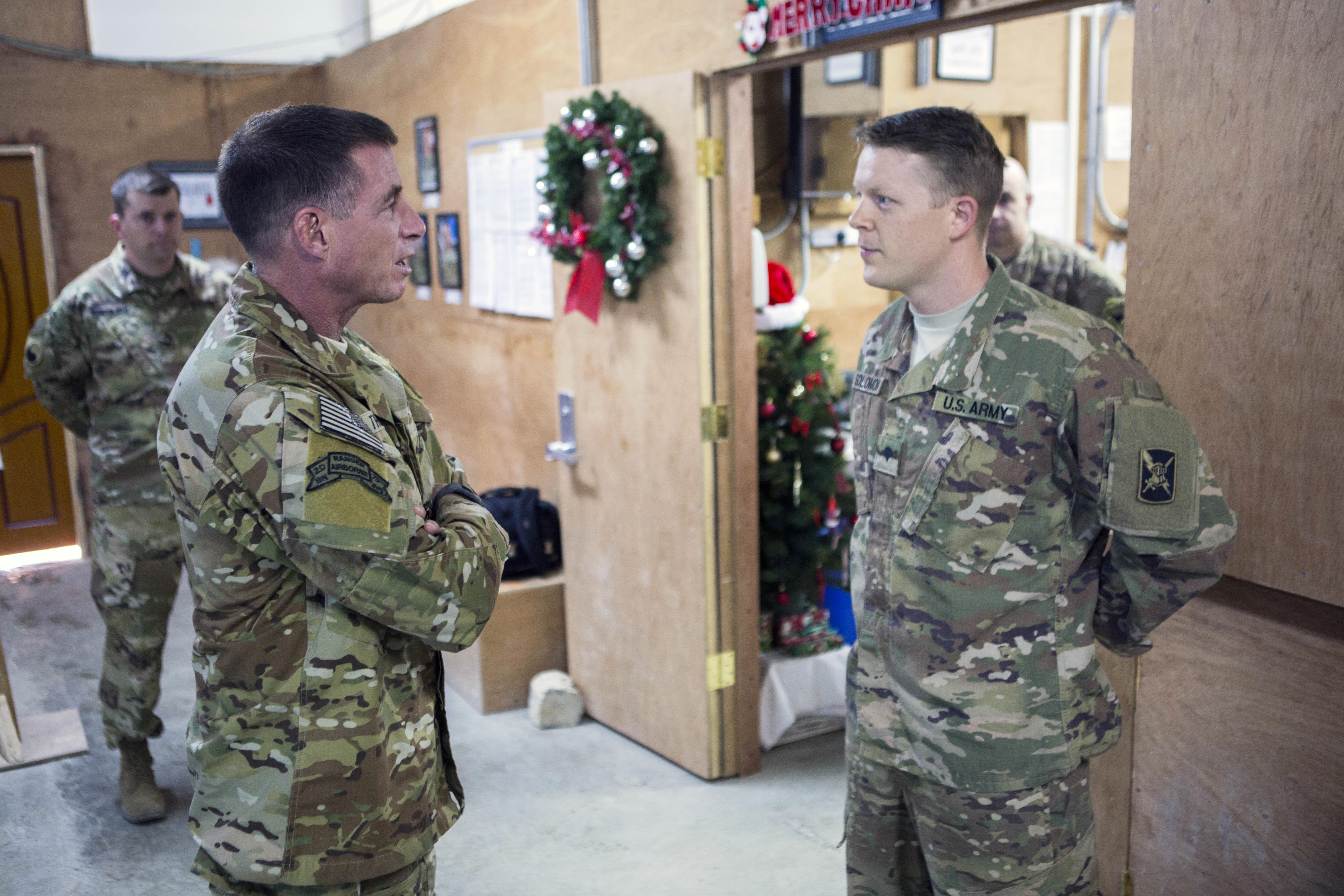 CSM visits troops.