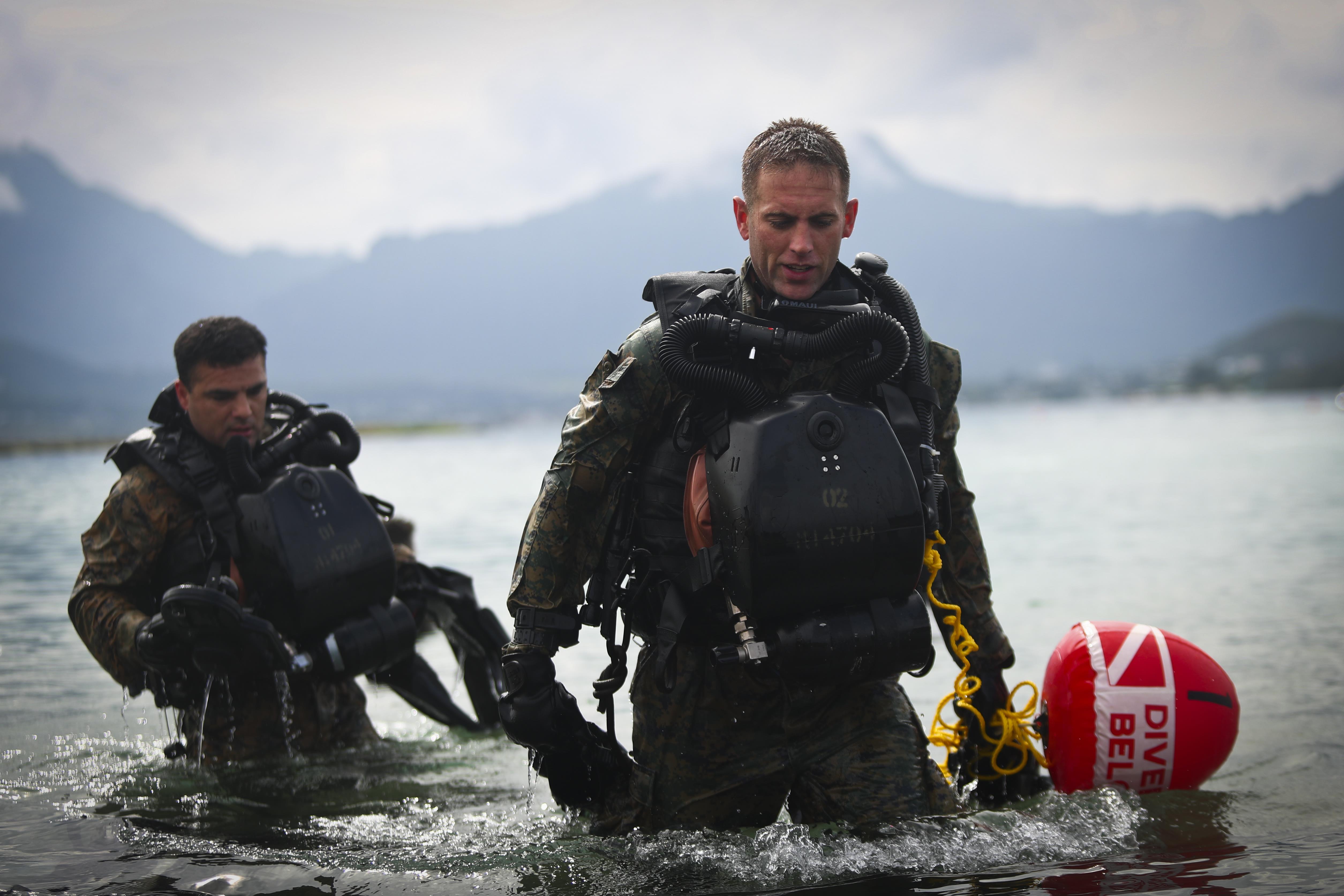 4th Force Recon Marines conduct dive operations in Kaneohe Bay, Hawaii