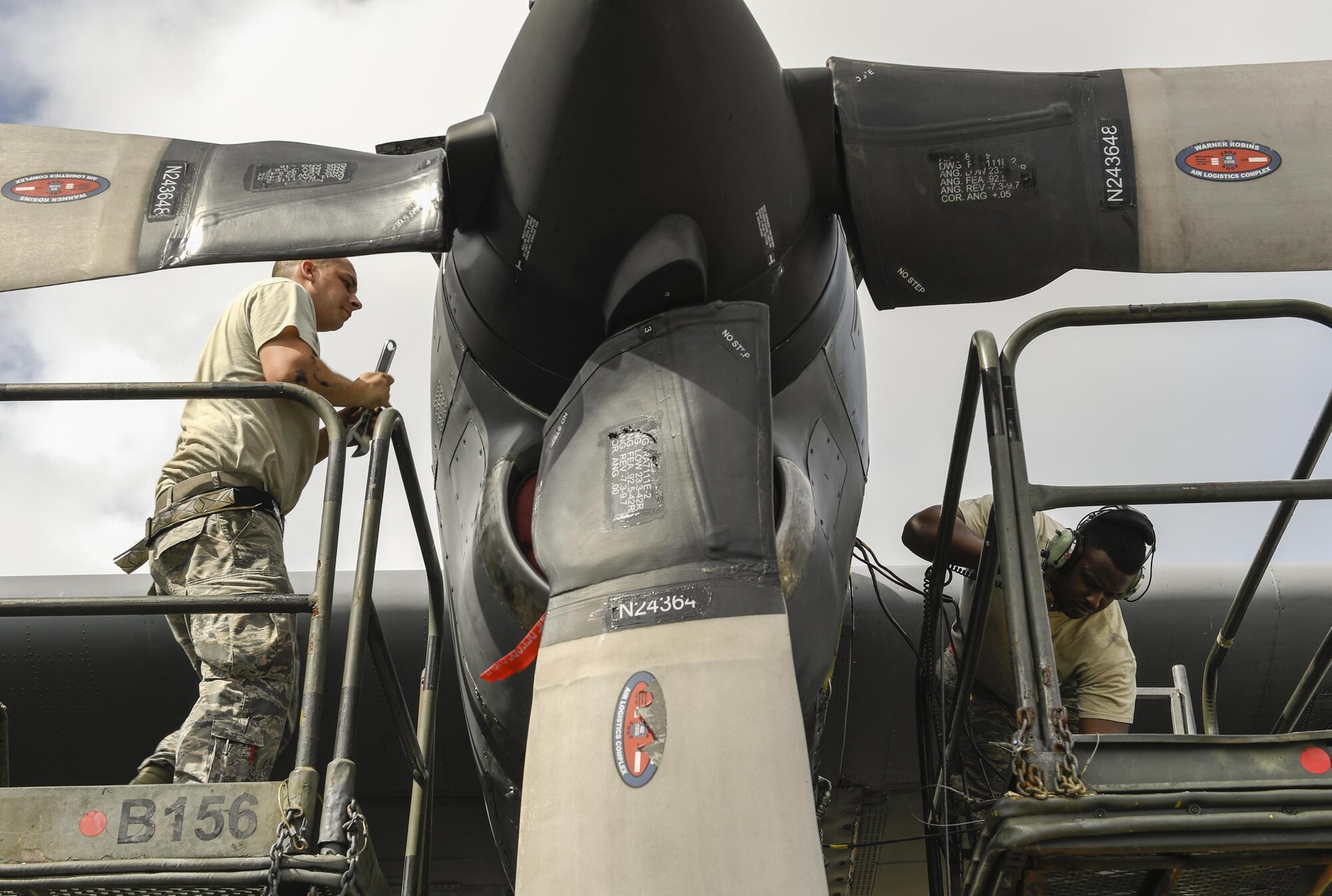 Pushing planes: a labor of love > Yokota Air Base > Article Display