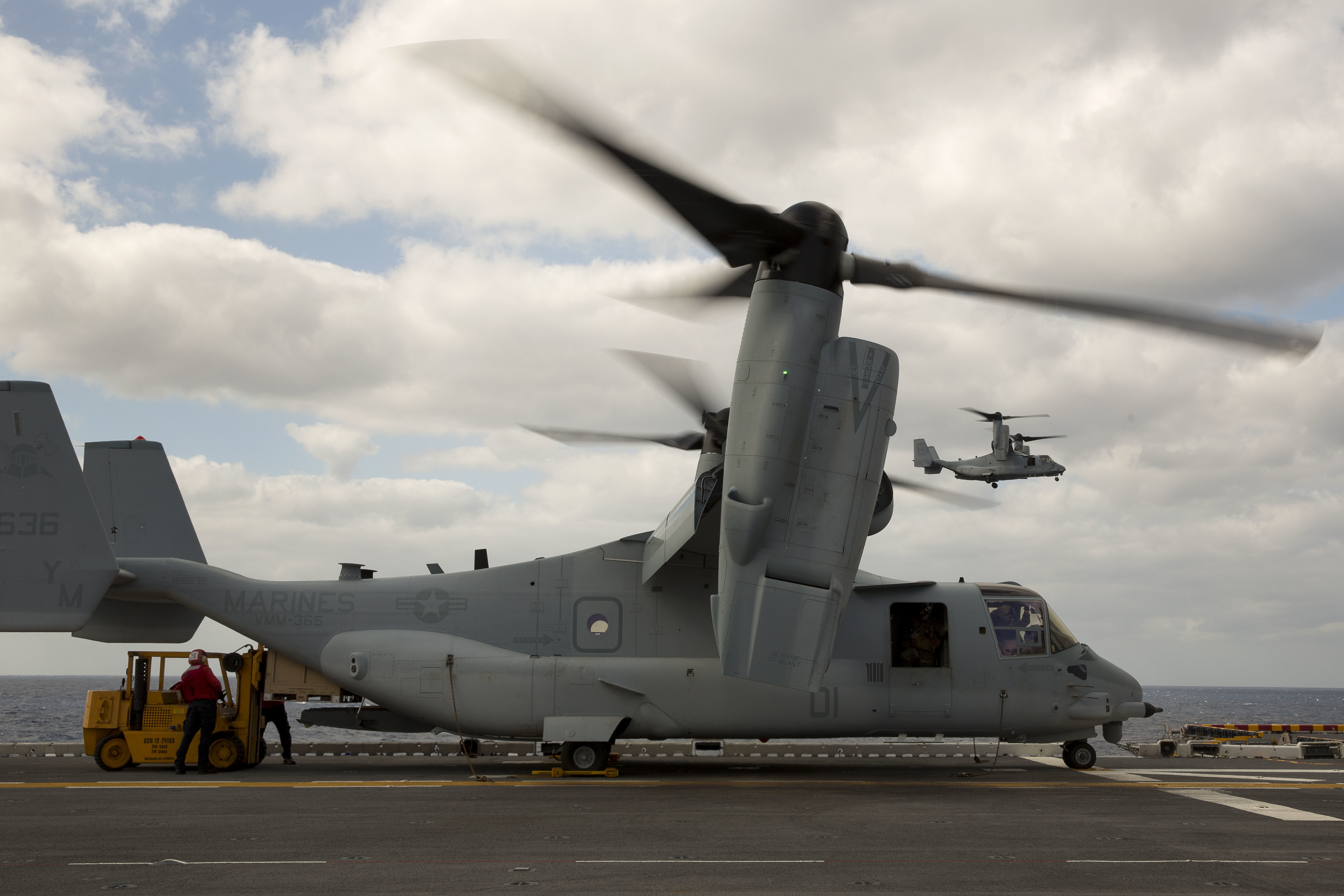 VMM-365 MV-22 Ospreys arrive on USS Iwo Jima