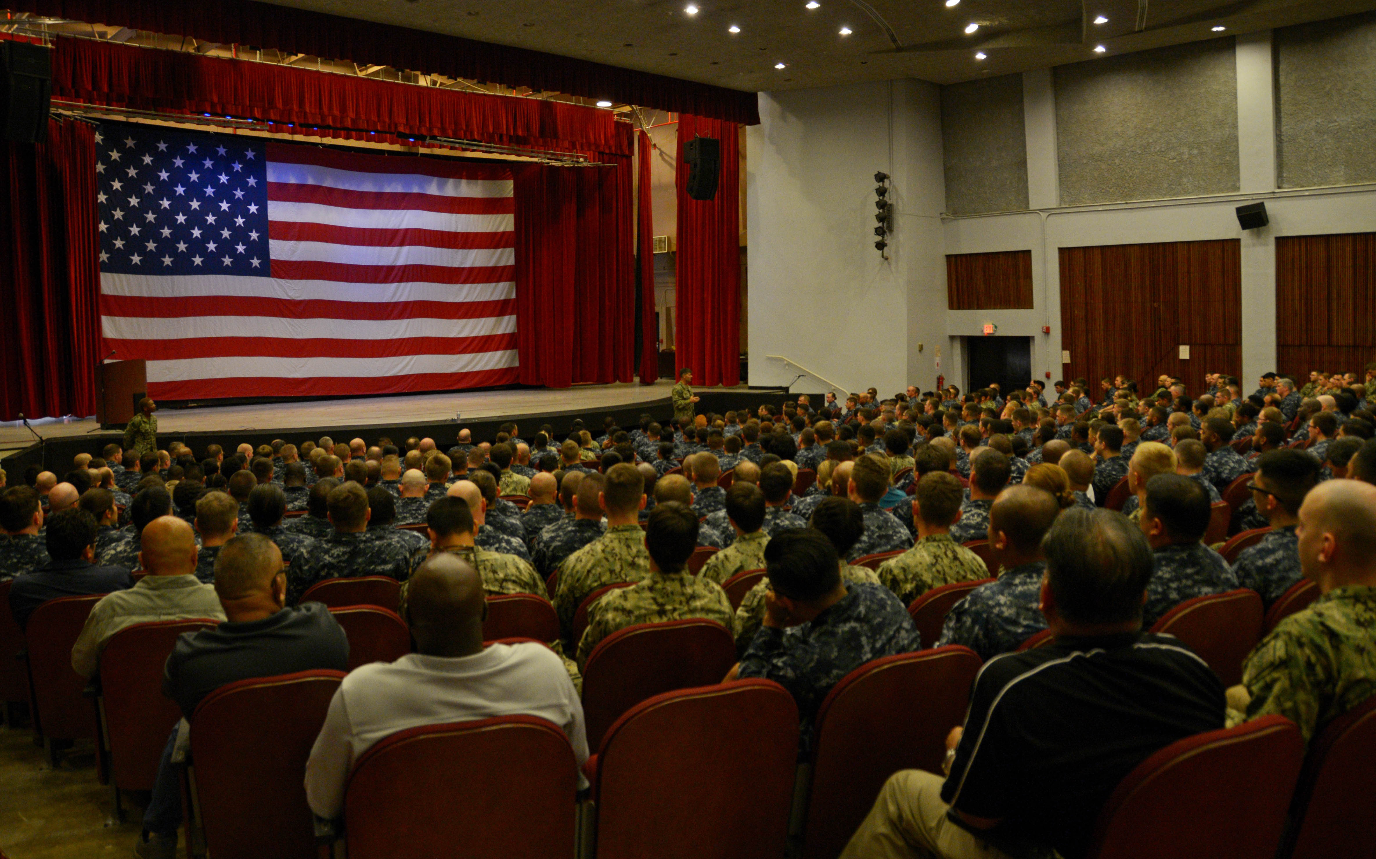 VCNO Visits Guam, Sends Holiday Greetings to Sailors > United States ...