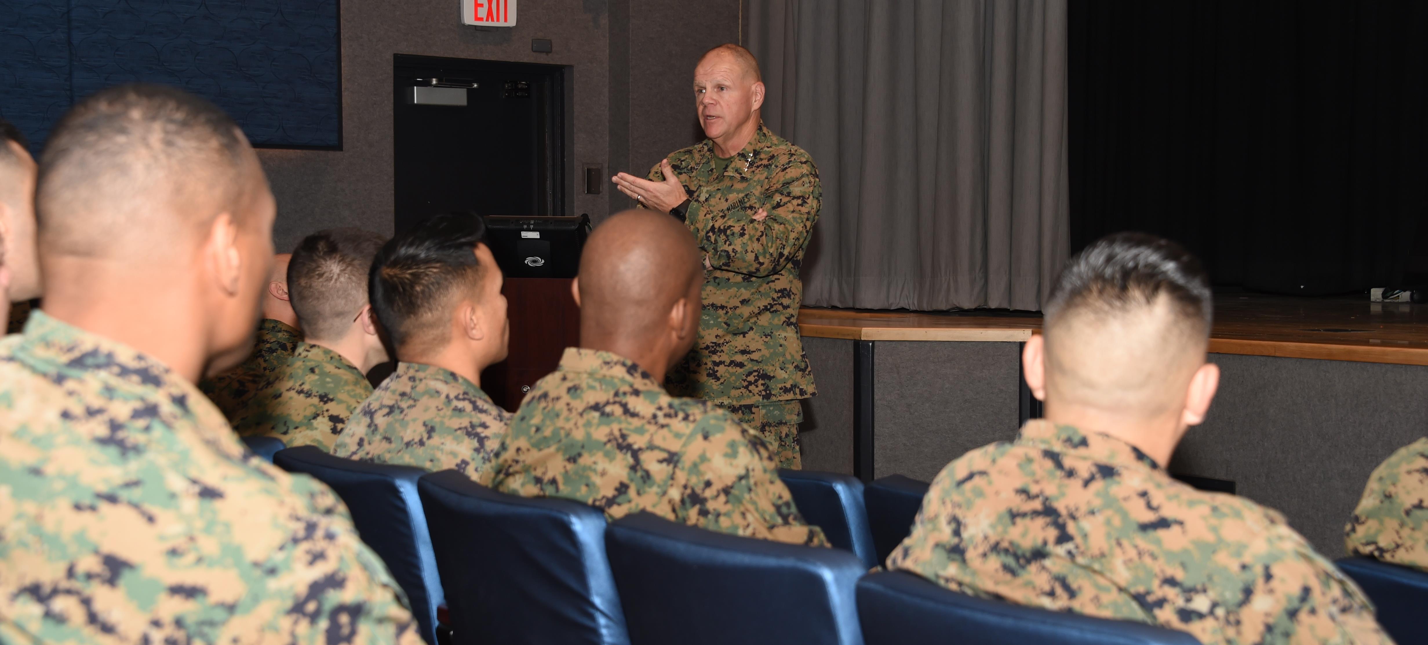 U.S. Marine Corps Commandant Visits USSTRATCOM