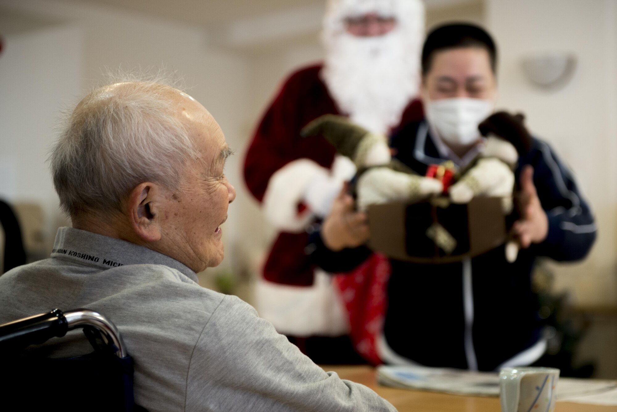Santa Claus visits local care facility > Yokota Air Base > Article Display
