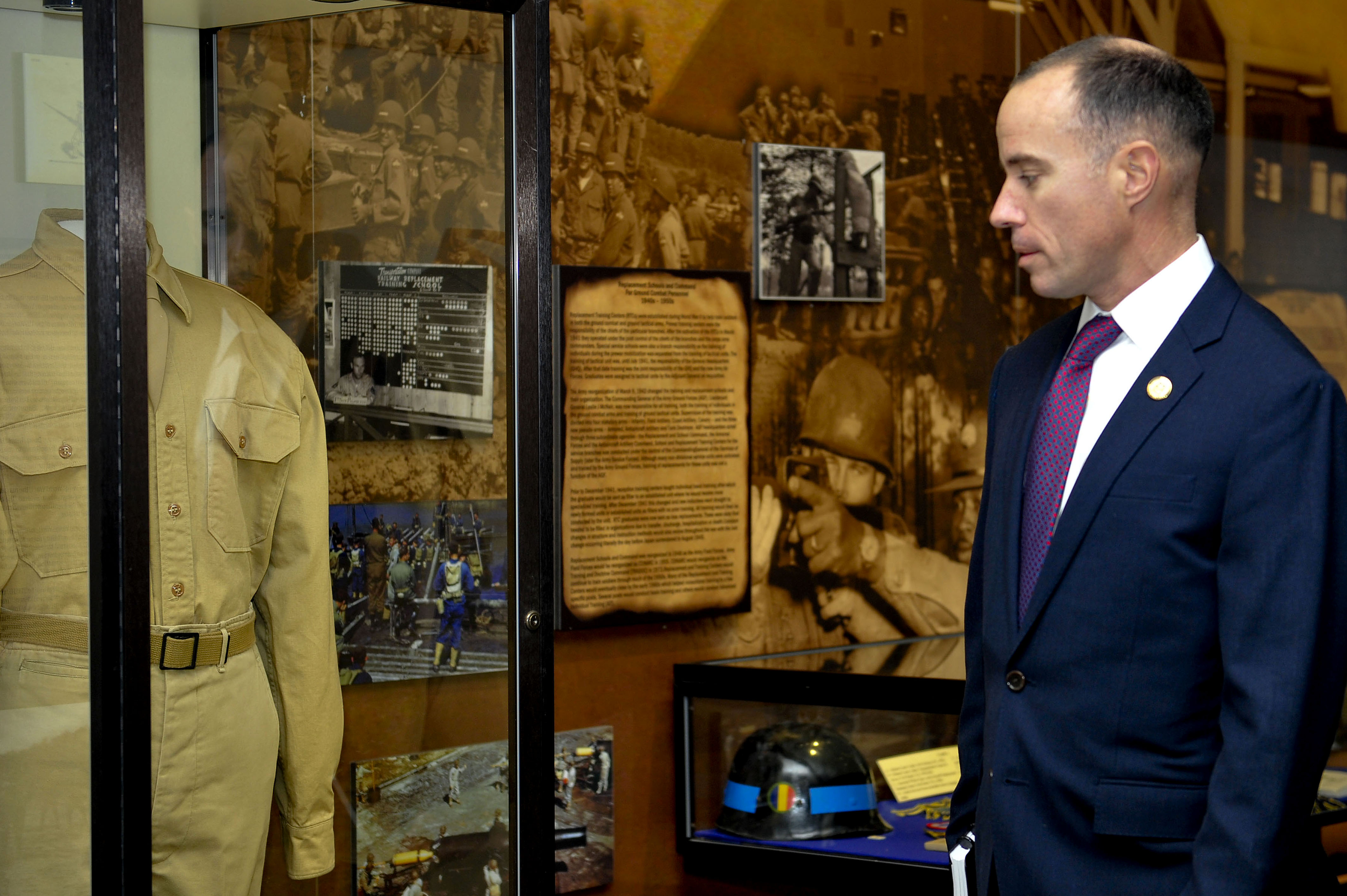 New U.S. Army Chief of Military History visits Fort Eustis > Joint Base ...