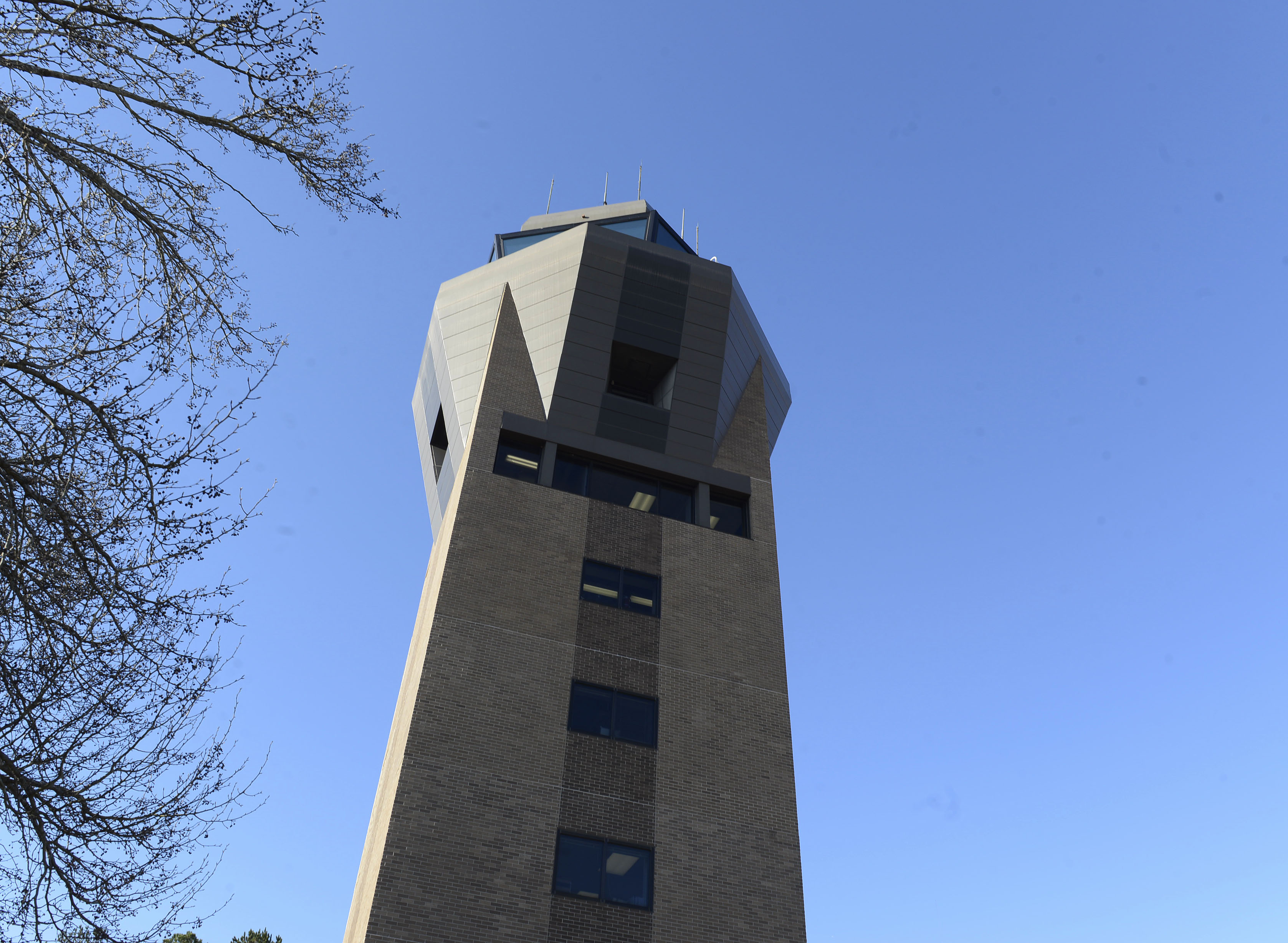 Control tower Airmen over-watch flightline, keeps pilots safe > Shaw ...