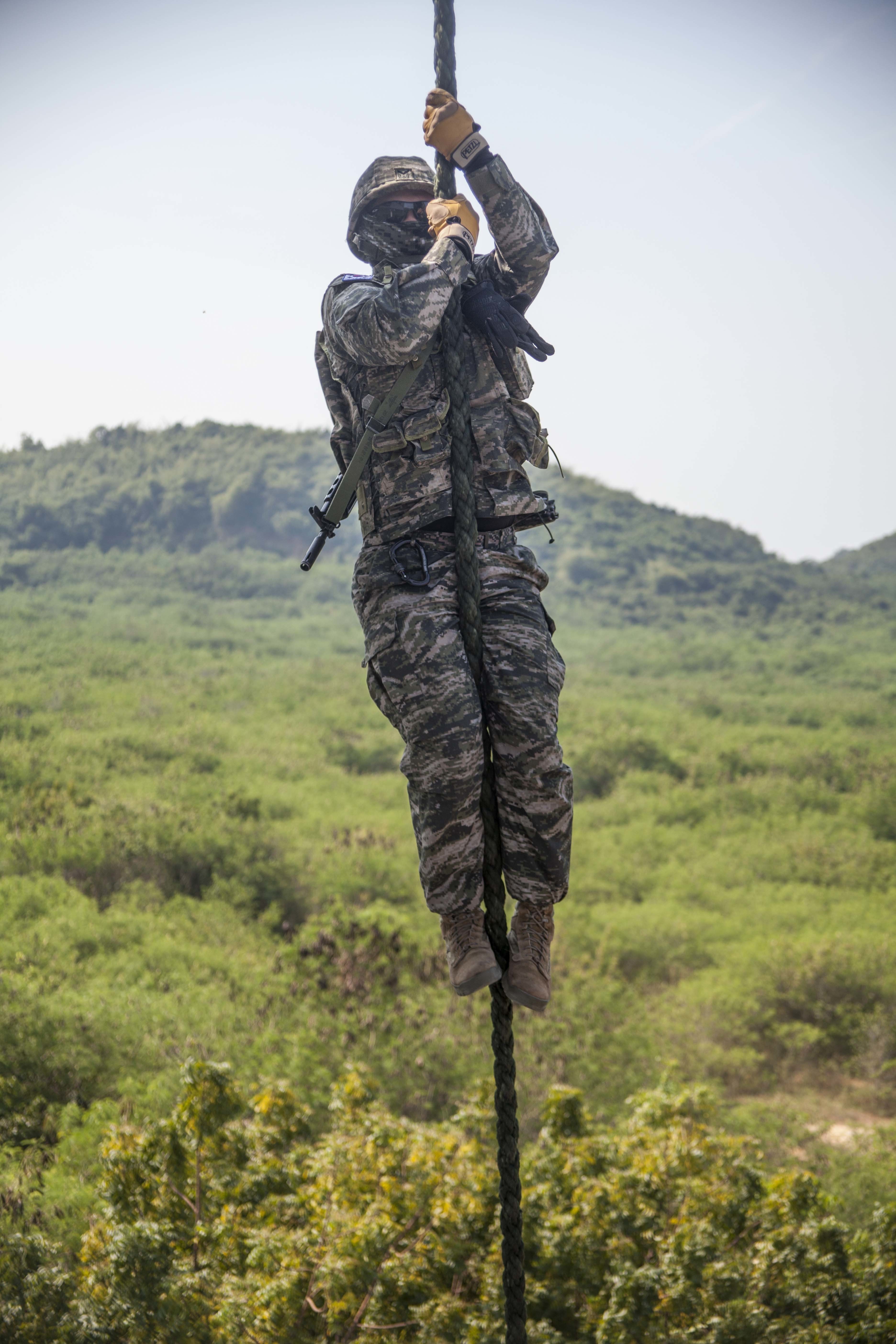 Marines Fast rope during Cobra Gold 16