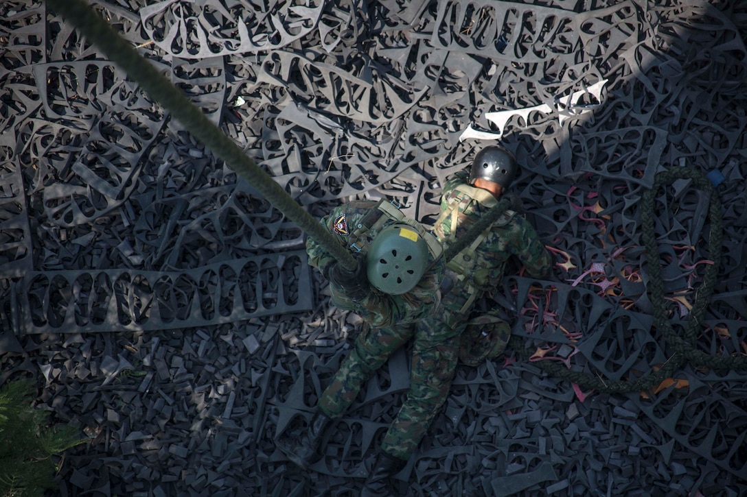 Marines Fast rope during Cobra Gold 16