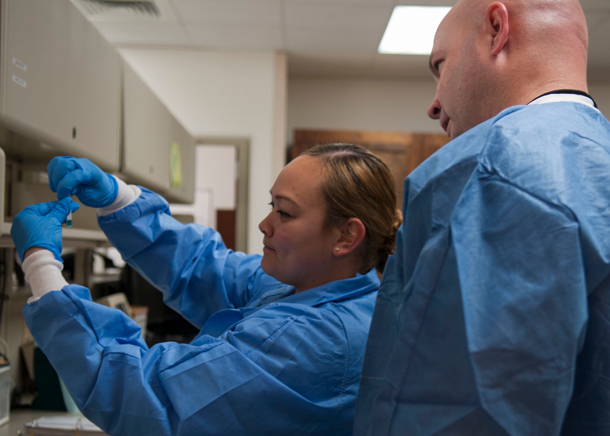 Teach the Chief: Chief Bennett visits the 7th Medical Group > Dyess Air ...