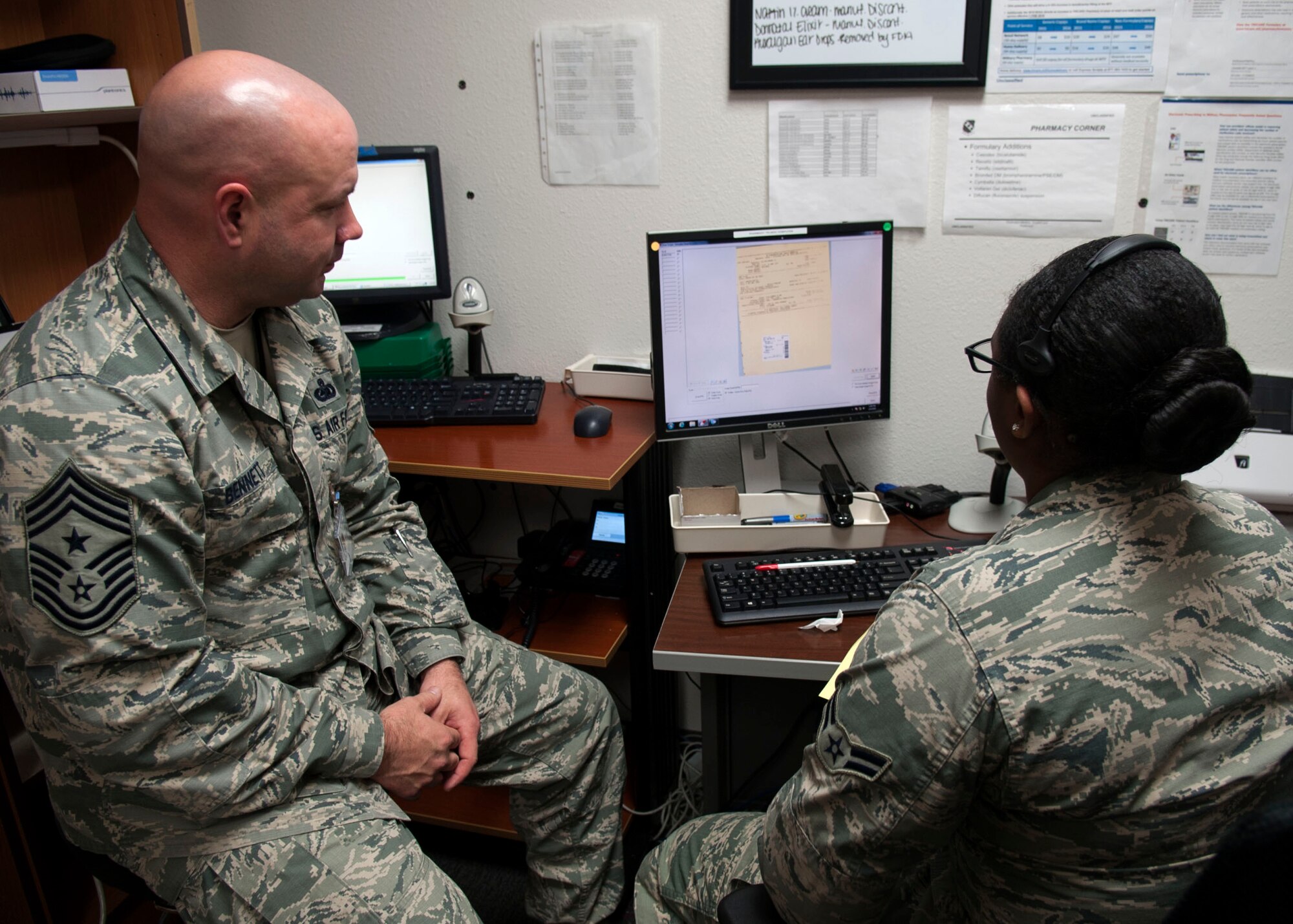 Teach the Chief: Chief Bennett visits the 7th Medical Group > Dyess Air ...