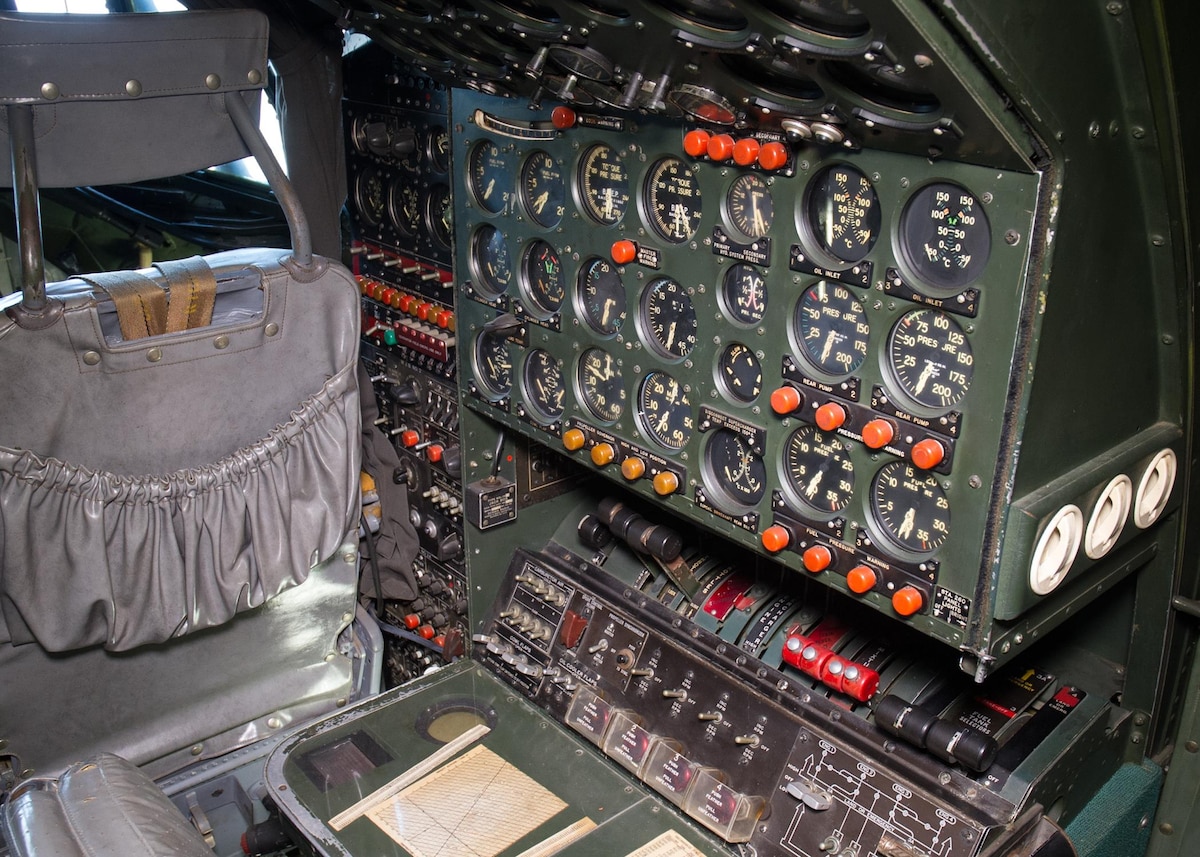 lockheed super constellation cockpit