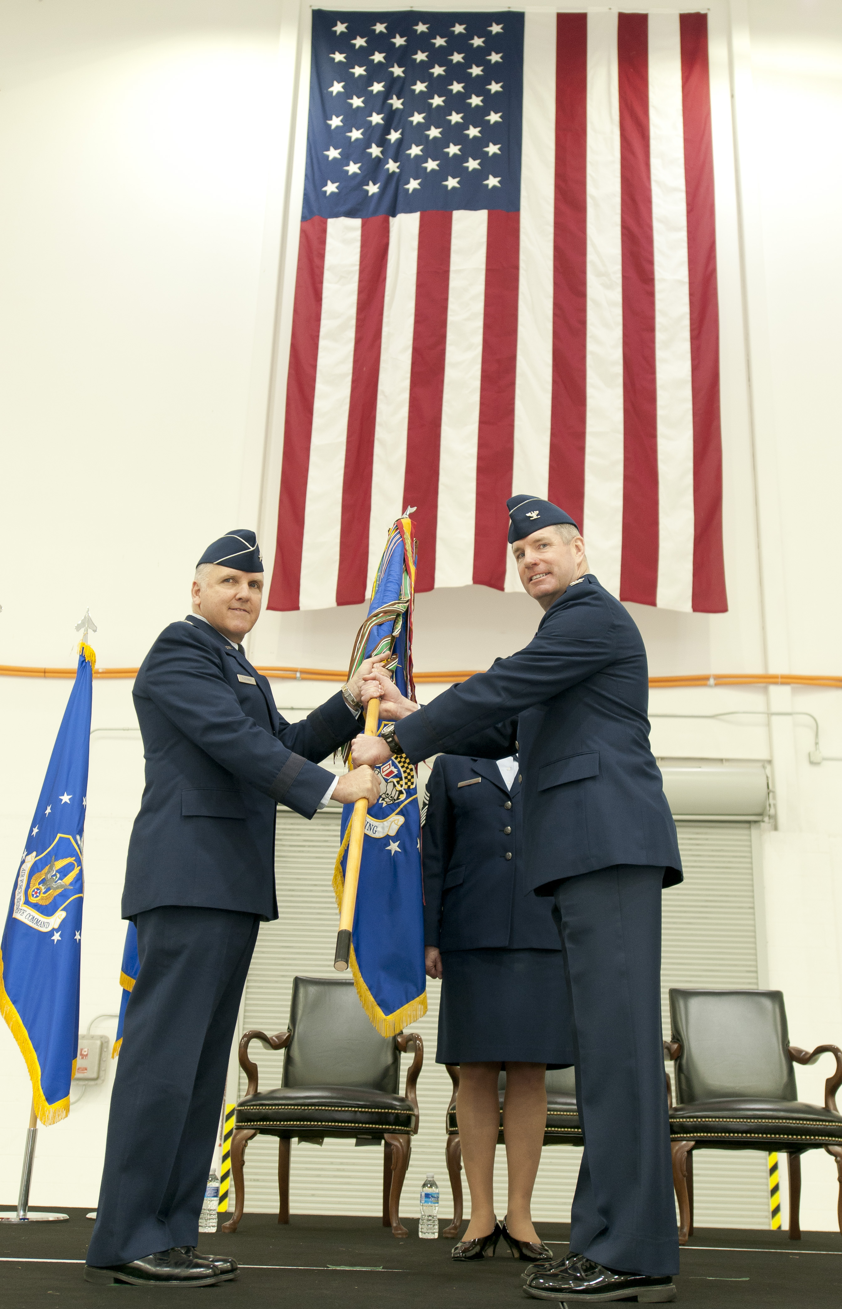 New commander takes reins of 459 ARW