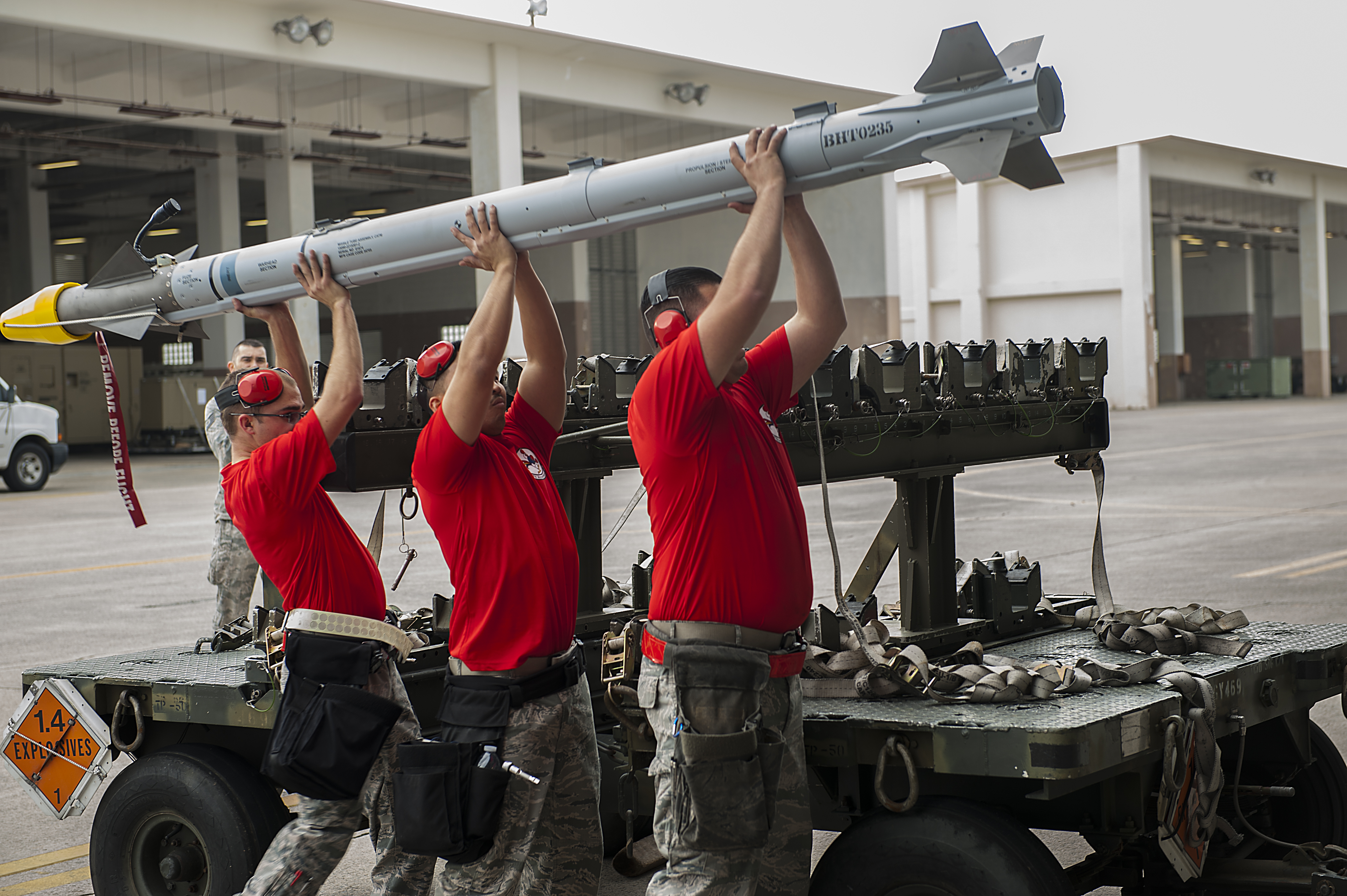 Weapons load crews race against time > Kadena Air Base > Article Display