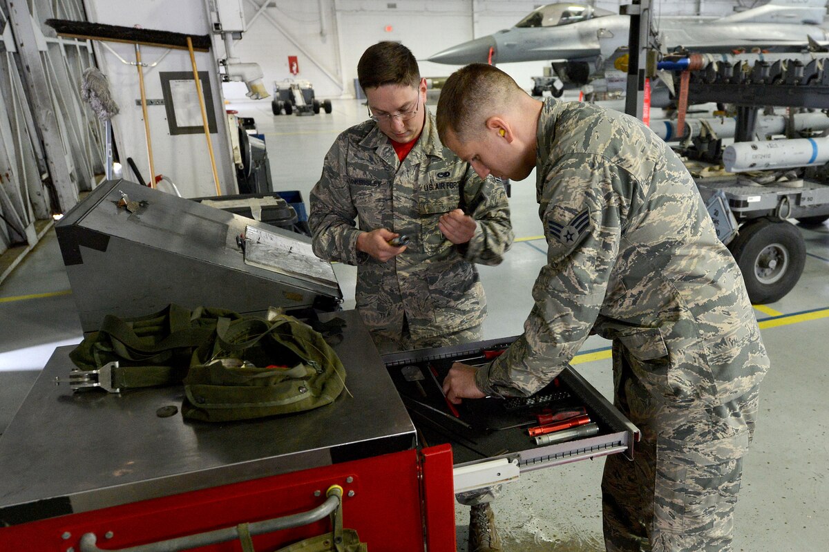 Weapons load crews demonstrate combat readiness > Shaw Air Force Base ...