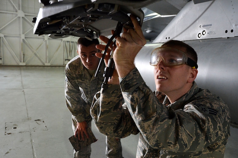 Weapons load crews demonstrate combat readiness > Shaw Air Force Base ...
