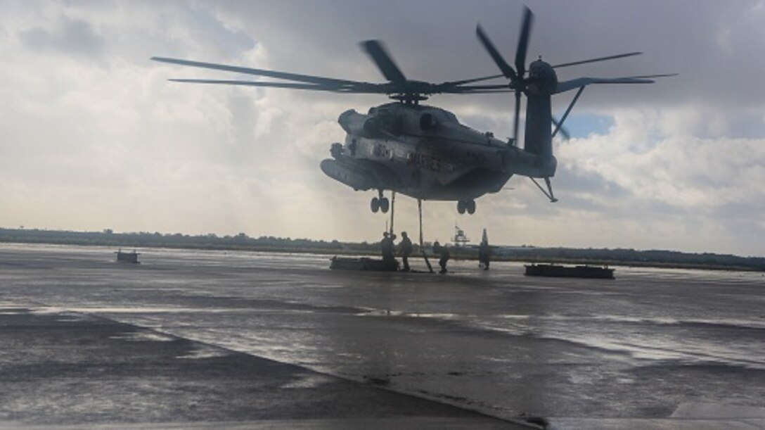 Marines with HMH-465 support CLB-11 with external-lift training