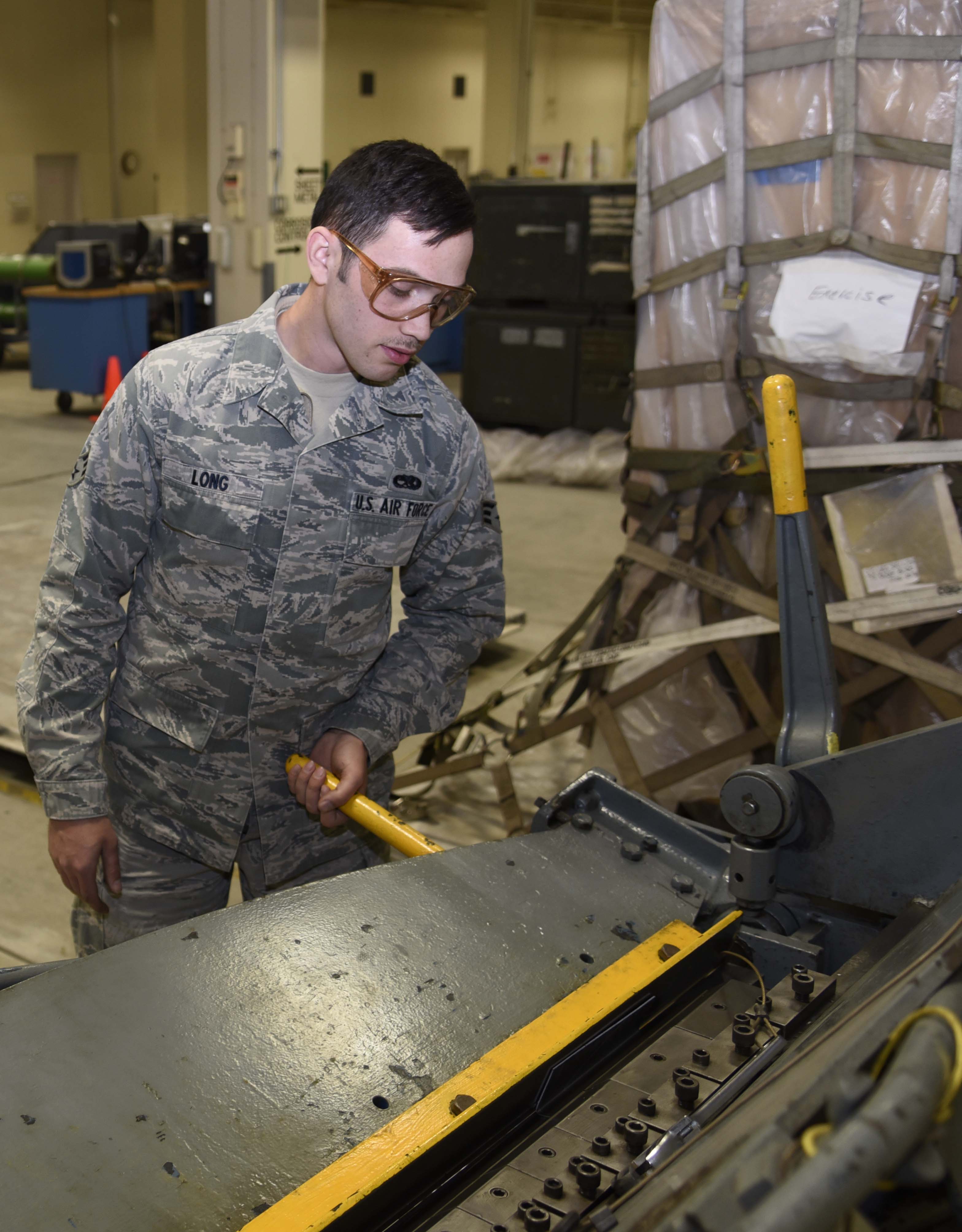Structural maintenance crafts F-16 metals > Misawa Air Base > News