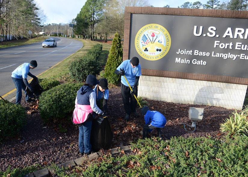 TRADOC CSM, SAMC Soldiers spruce up Fort Eustis main gate > Joint Base ...