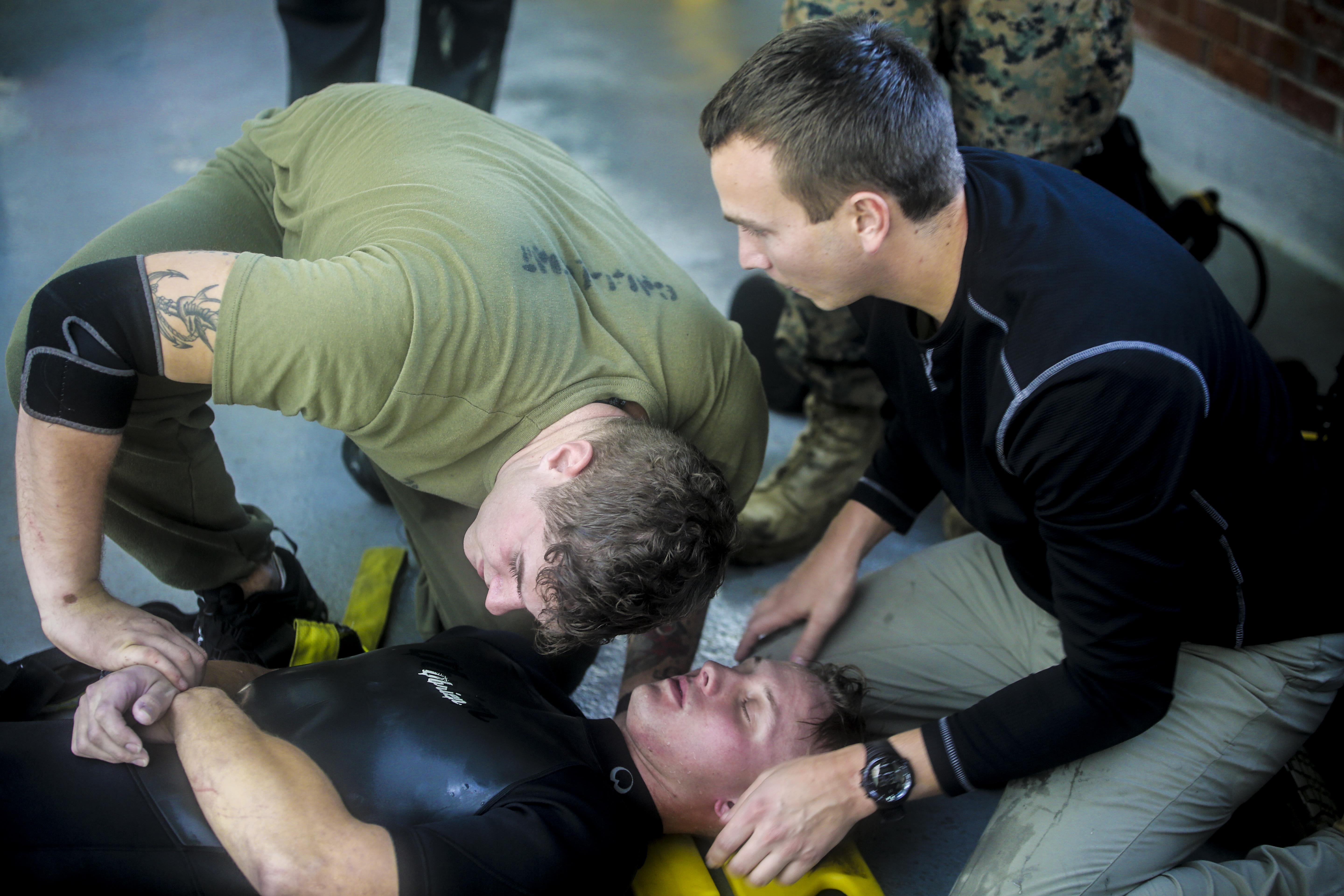 2nd Recon conducts dive supervisor course