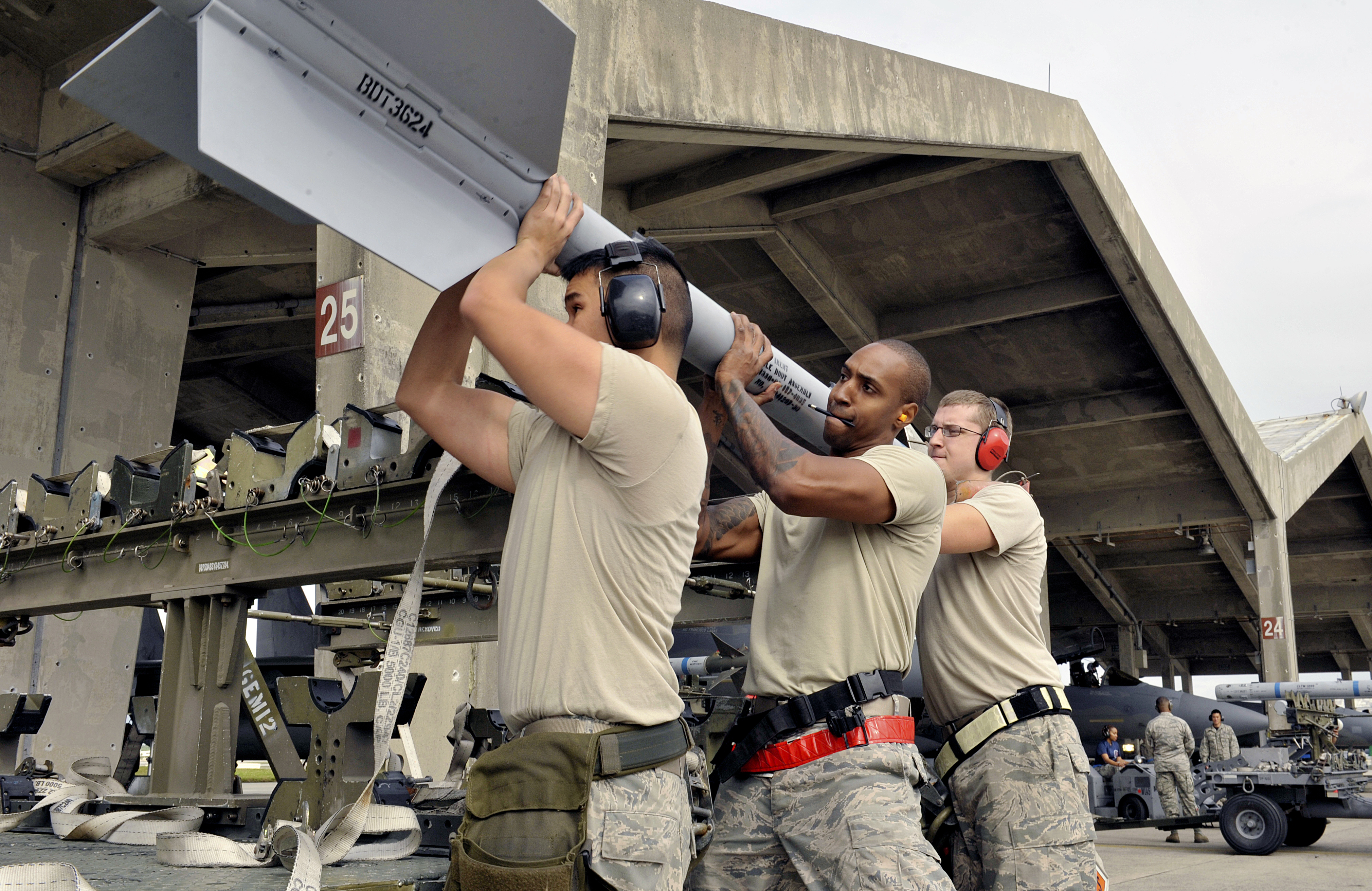 18th MXG holds annual weapons load crew competition