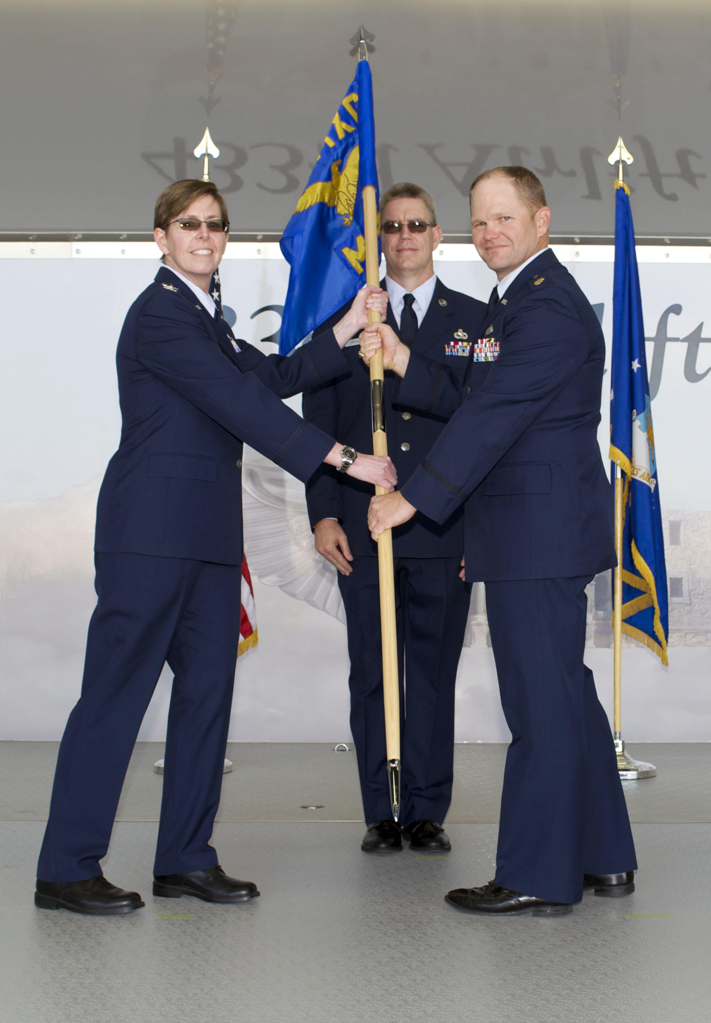 433rd Maintenance Squadron welcomes new commander > 433rd Airlift Wing ...