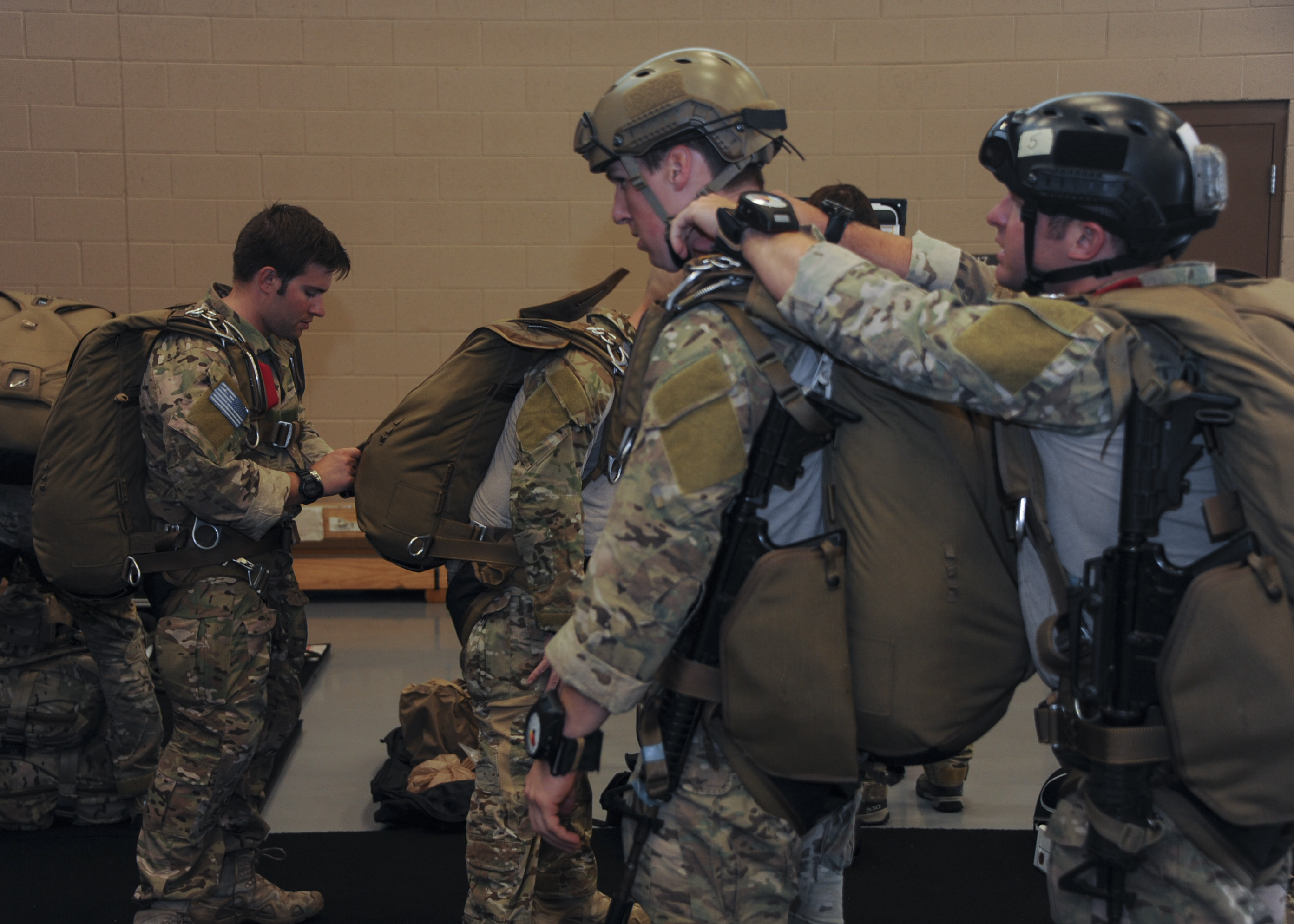 Jumpmasters certify at Davis-Monthan > Air Force > Article Display