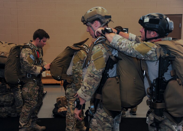 Jumpmasters certify at Davis-Monthan > U.S. Air Force > Article Display