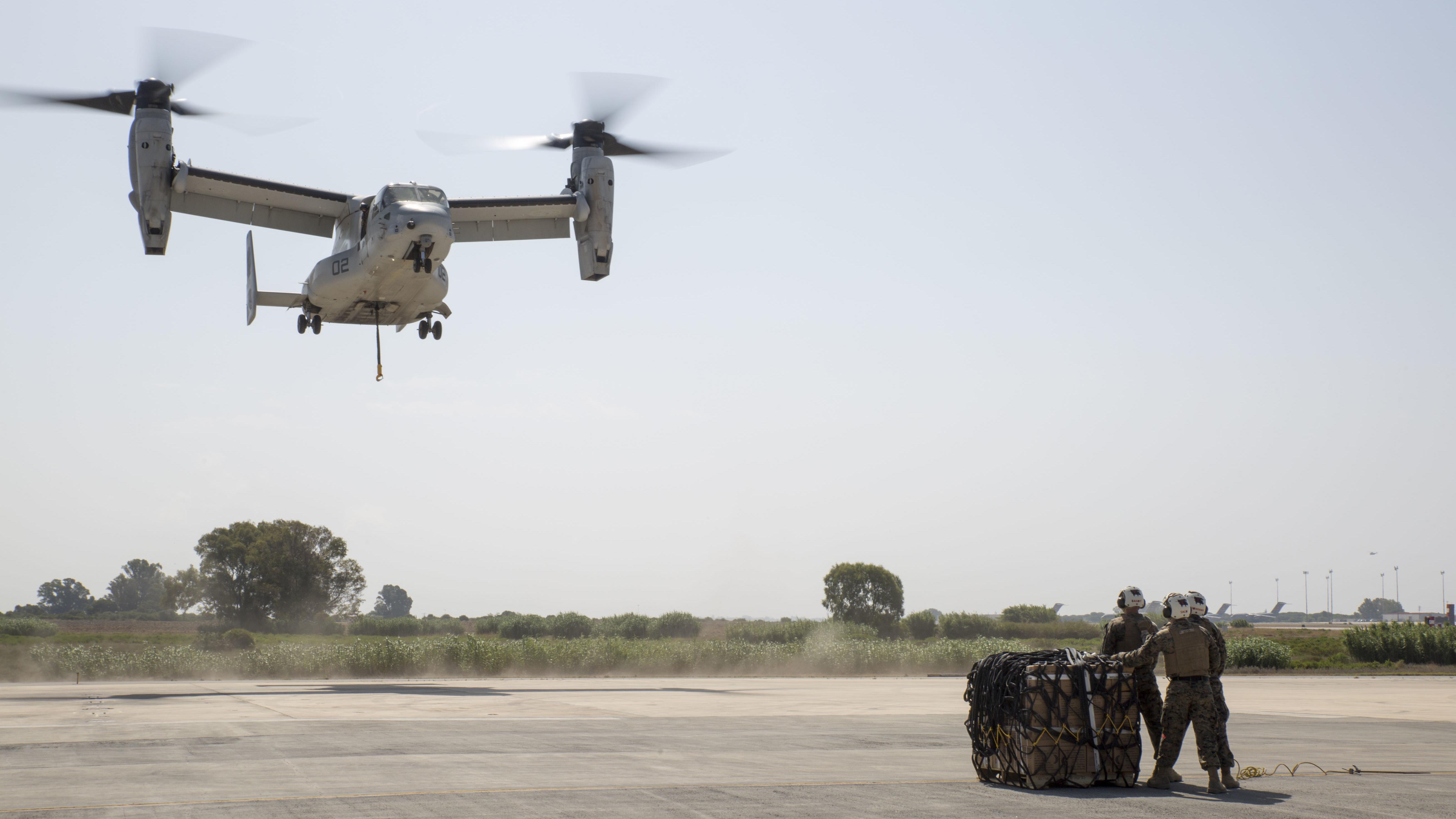 Crisis Response Marines test heavy lifting capabilities with Helicopter ...