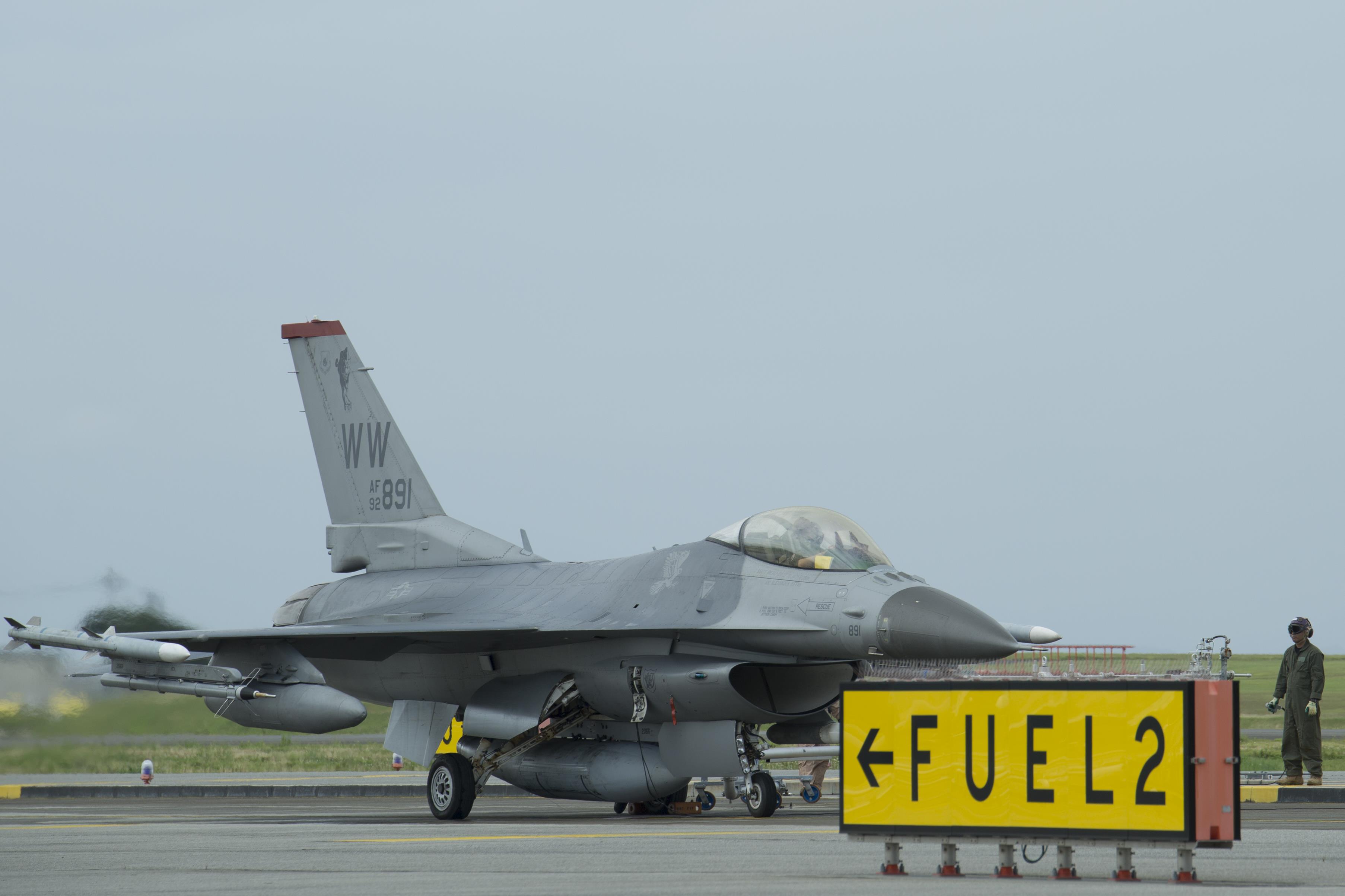 US Air Force F-16's pit stop at MCAS Iwakuni
