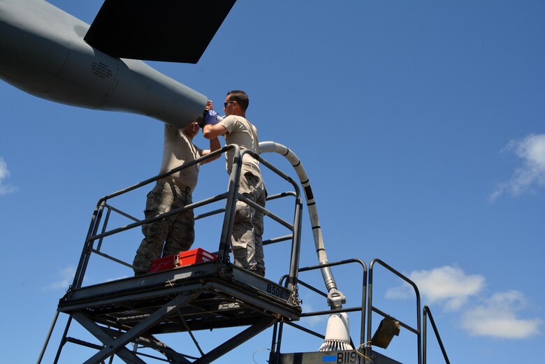 Boom Drogue system installation for RIMPAC 16 > 507th Air Refueling ...
