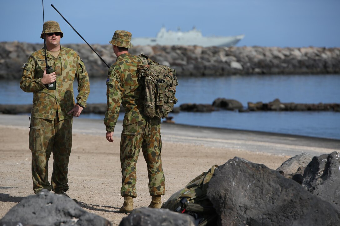 HMAS Canberra offloads troops to Island of Hawaii