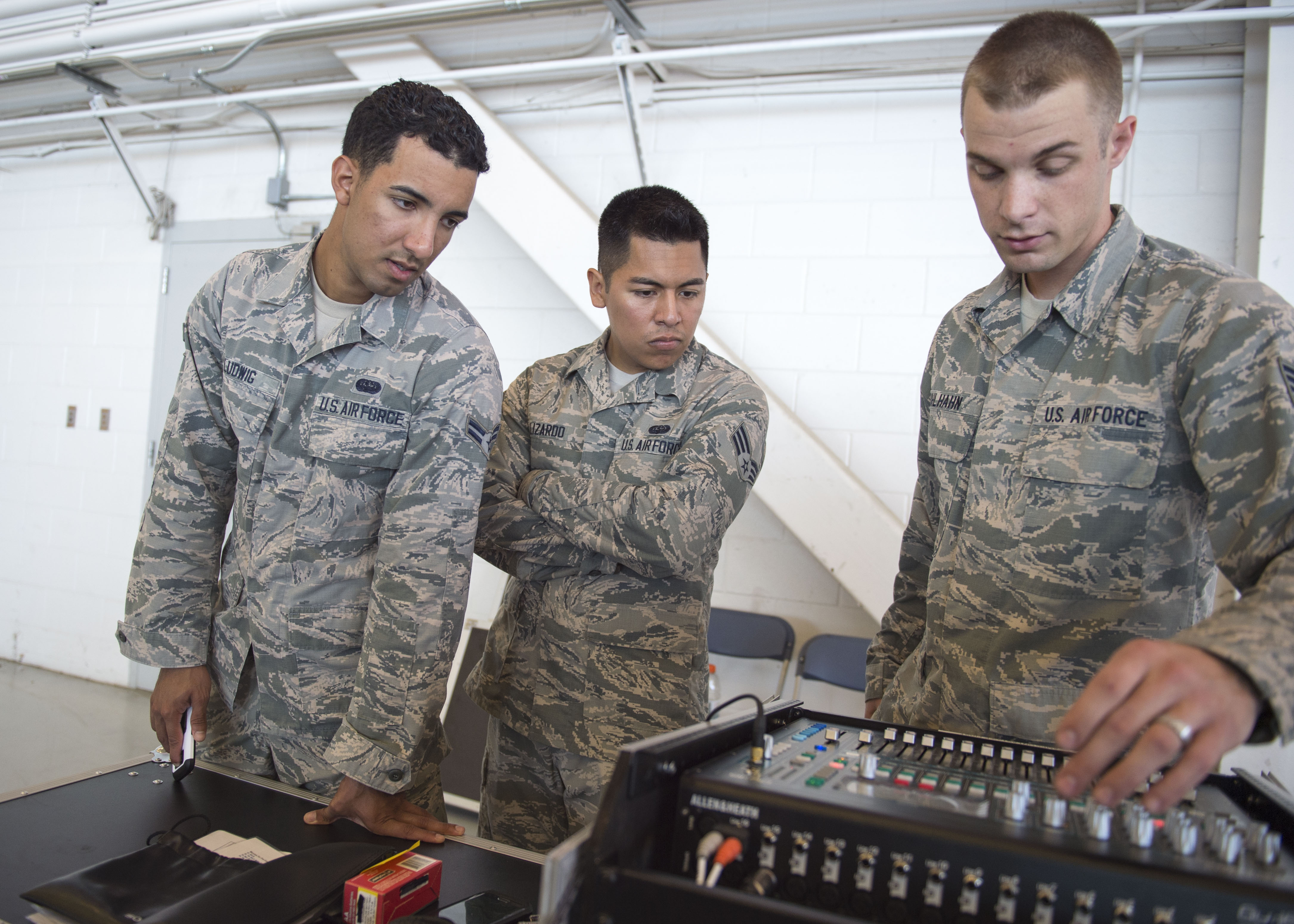 1st SOCS Airmen ensure speakers are audible > Hurlburt Field > Article ...