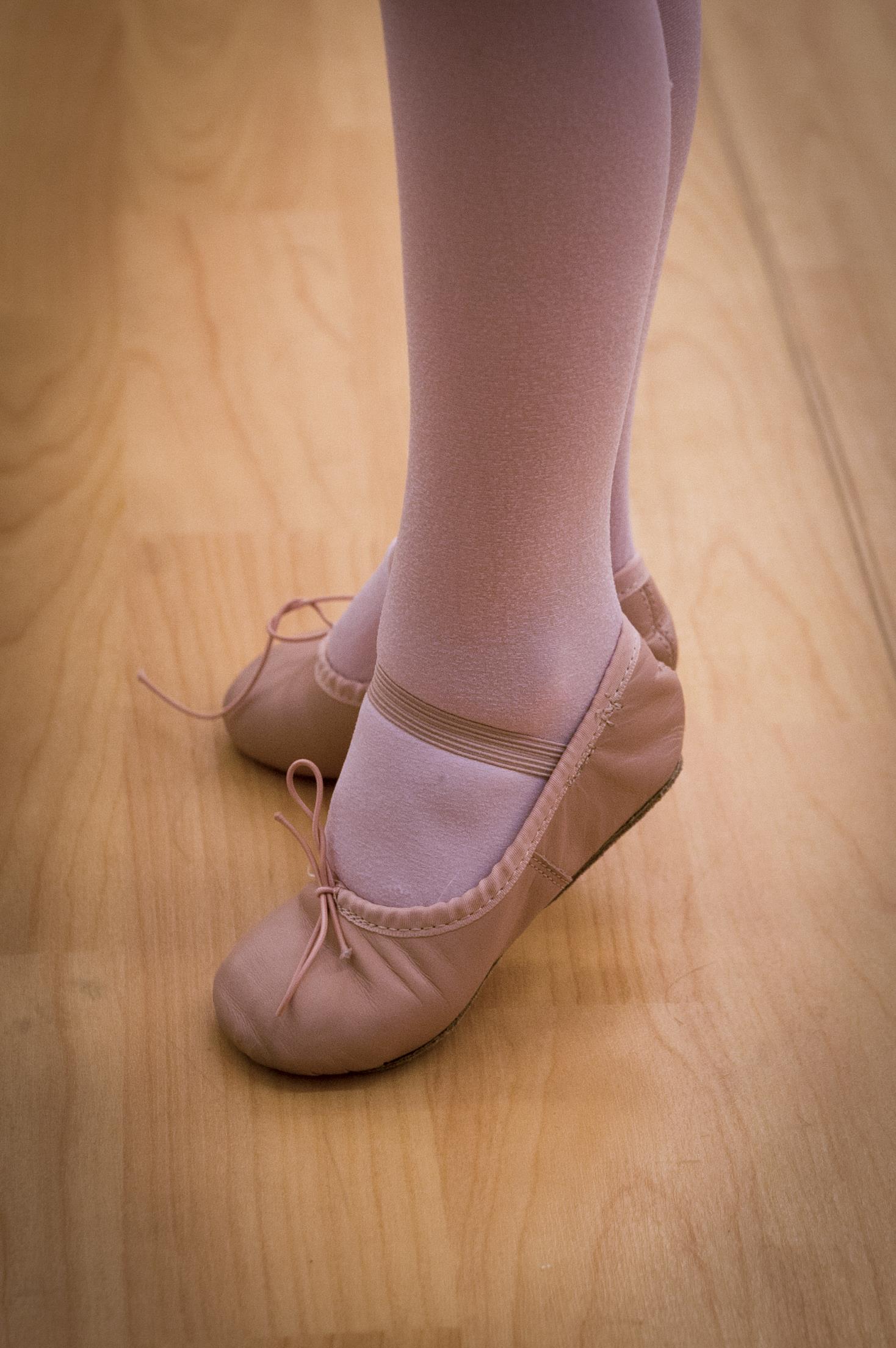 Toddlers' toes point, pose > Moody Air Force Base > Article Display