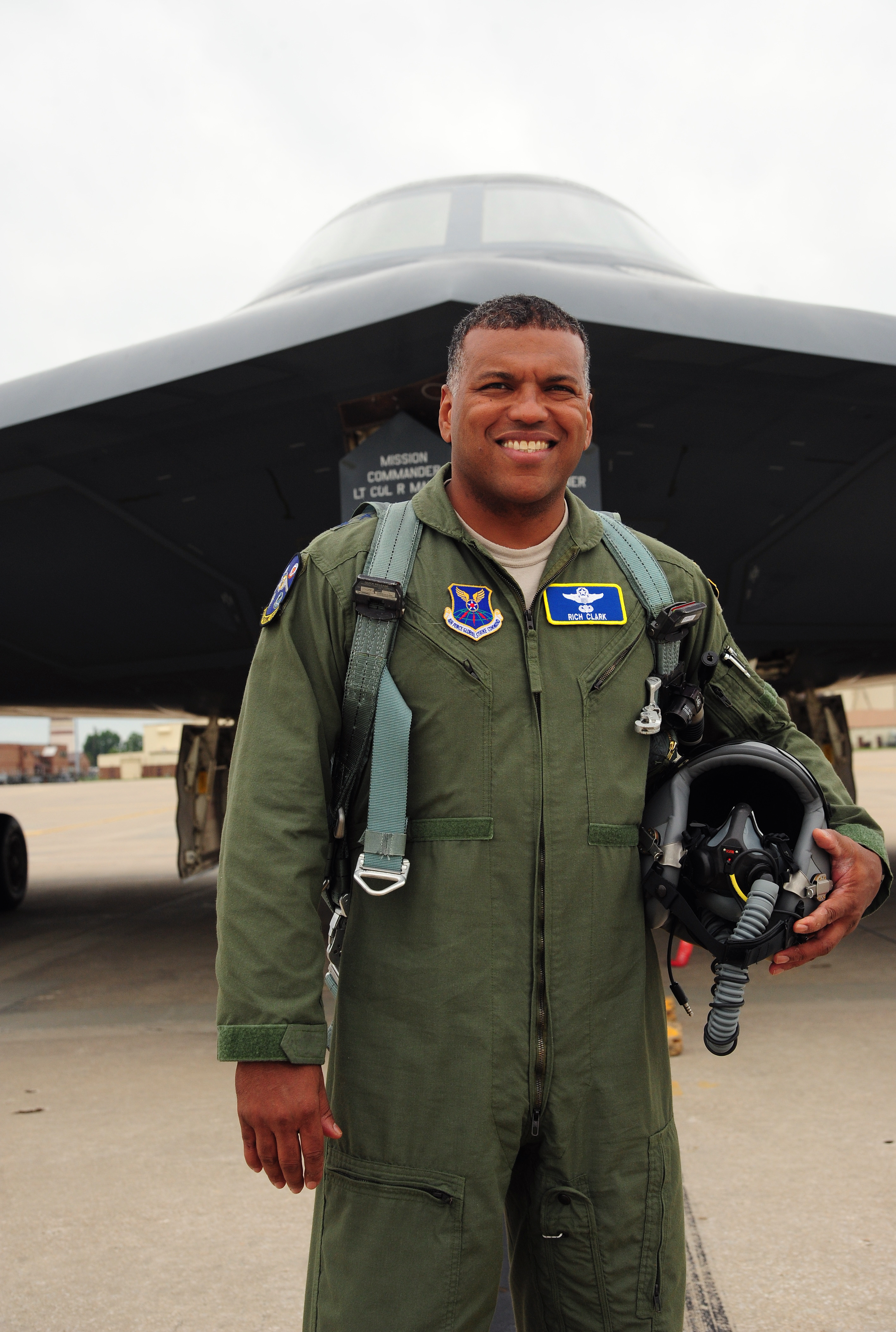 'Mighty Eighth' commander takes first B-2 flight > 8th Air Force ...