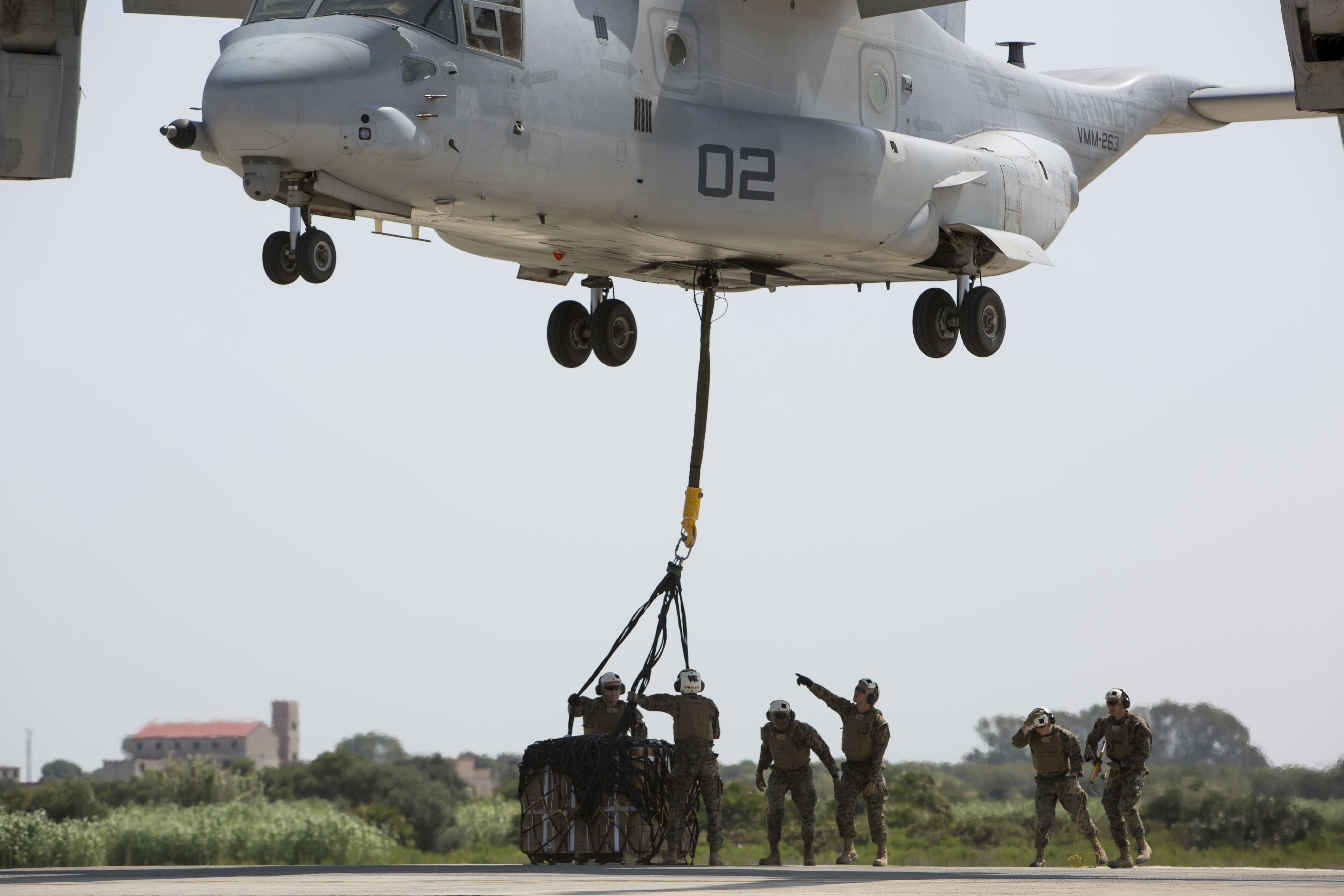 Crisis Response Marines test heavy lifting capabilities with Helicopter ...